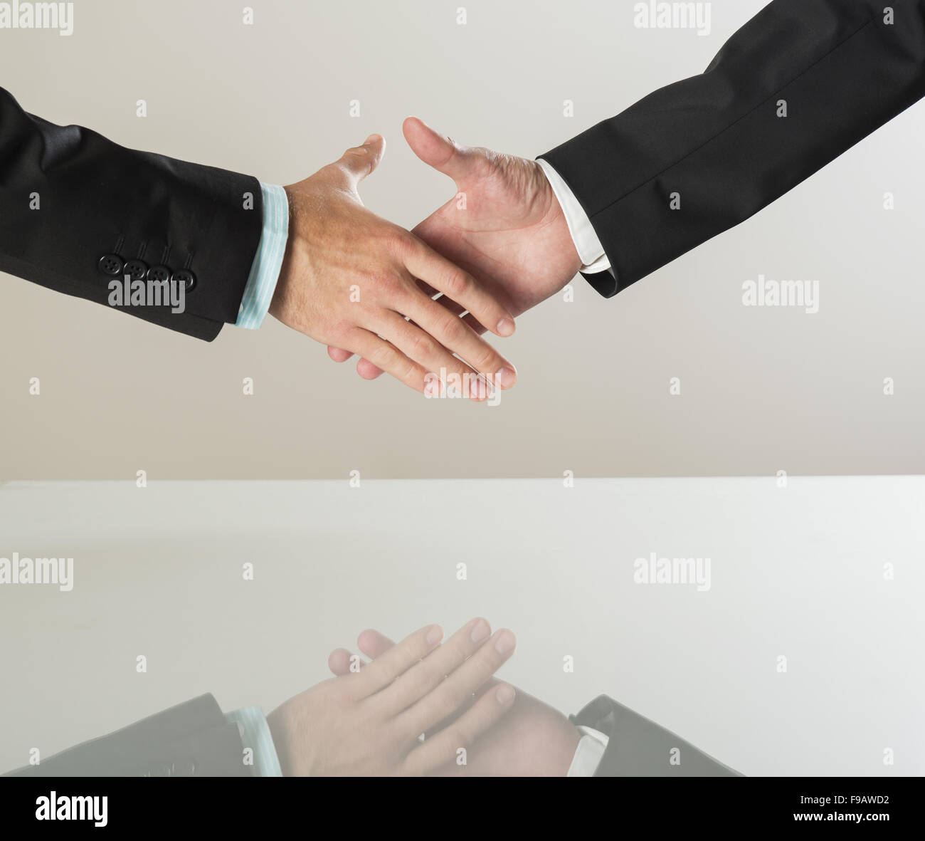 Business people shaking hands hi-res stock photography and images - Alamy