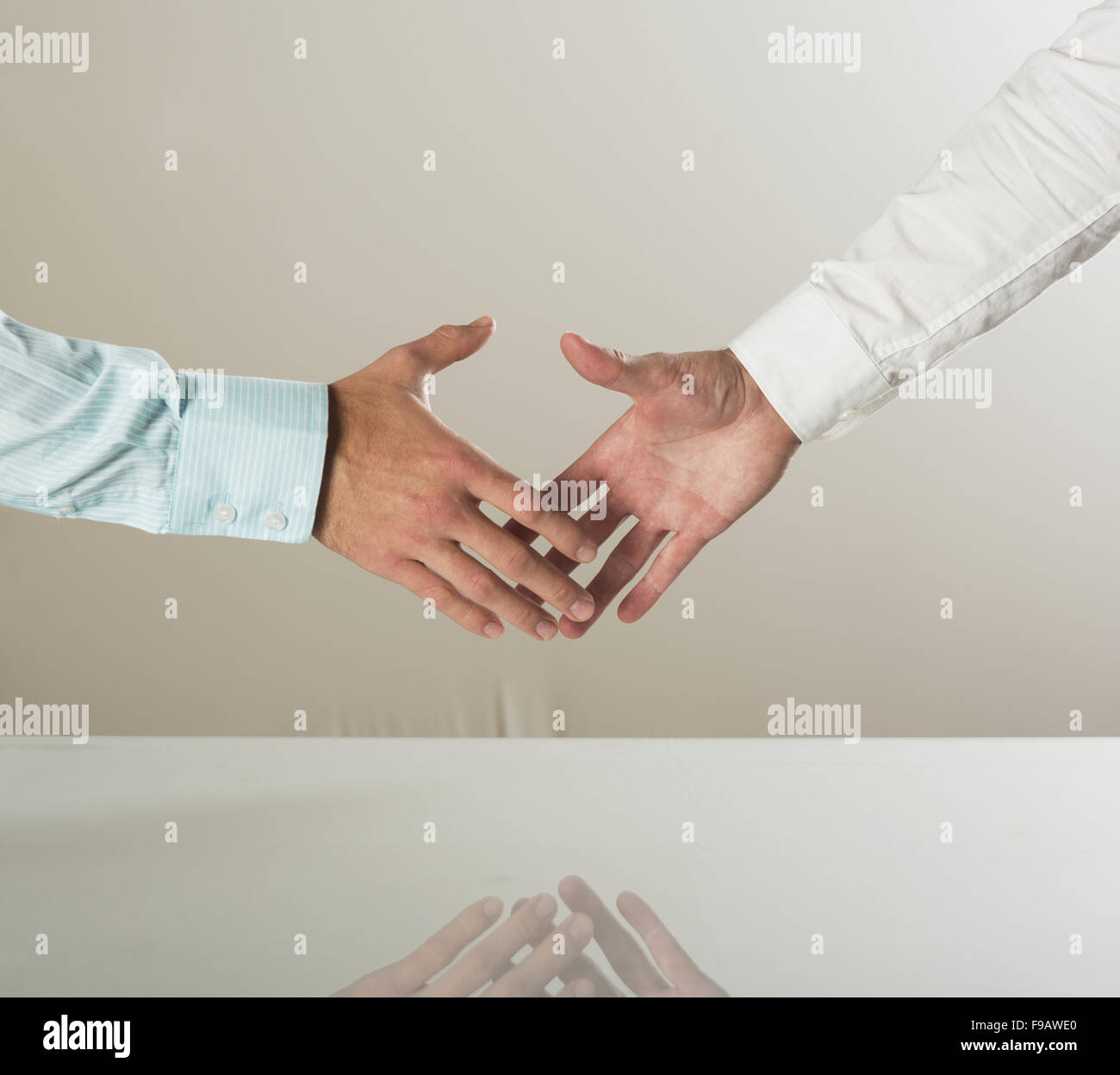 Business people shaking hands hi-res stock photography and images - Alamy