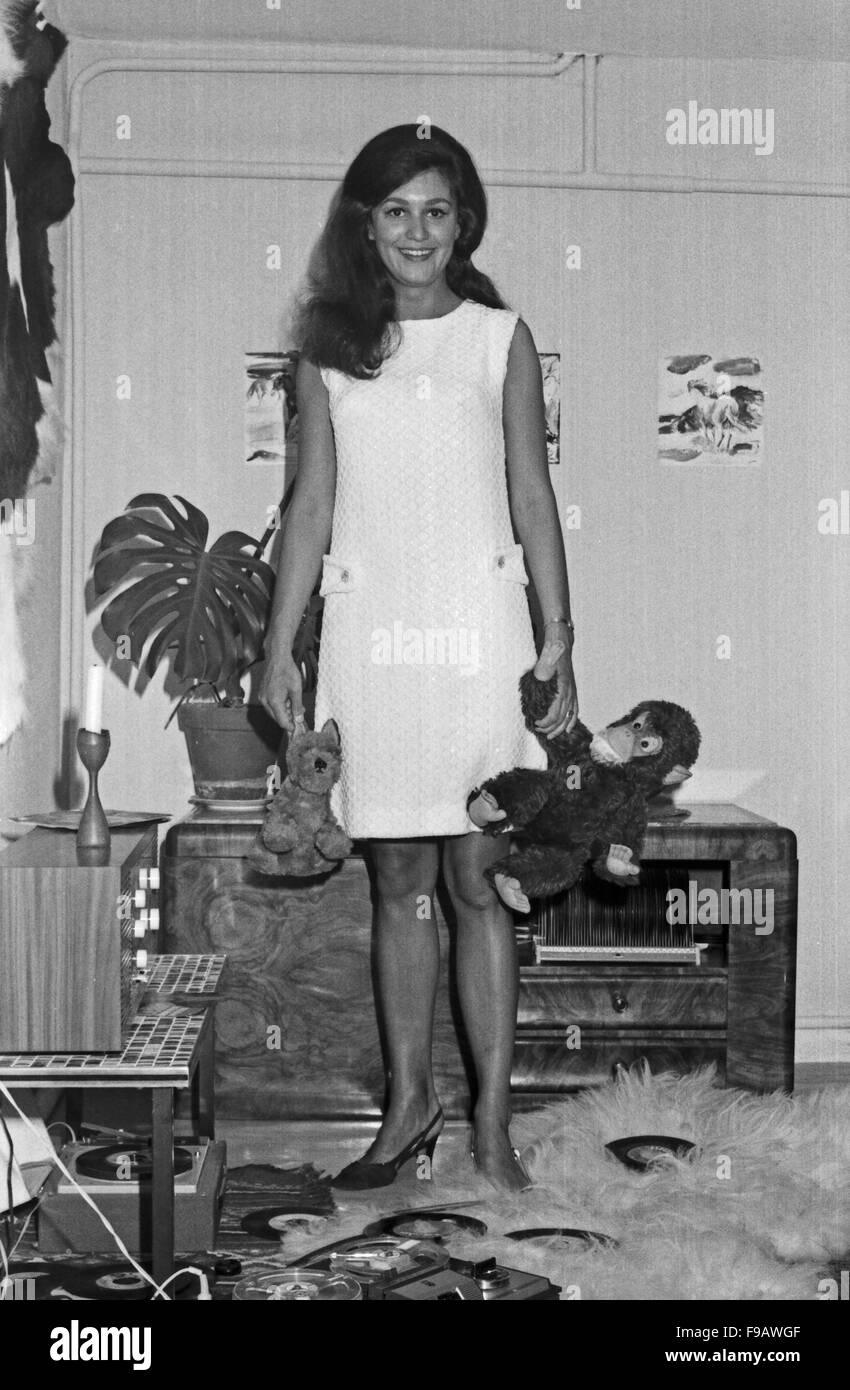 Fotomodel Yvonne Martini, Deutschland 1960er Jahre. Photo model Yvonne ...