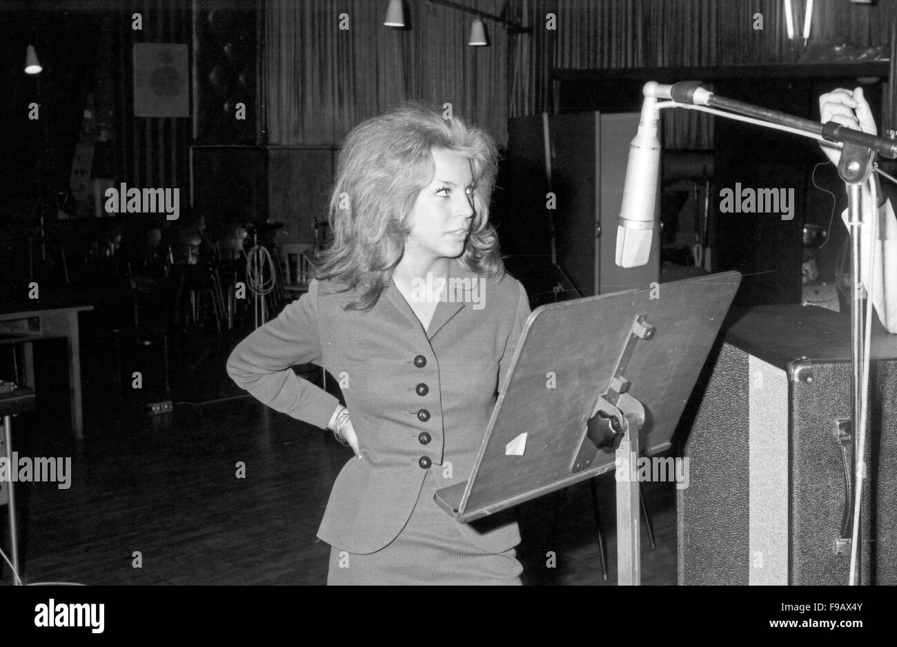 Deutsche Sängerin Germaine Busset, Deutschland 1960er Jahre. German ...