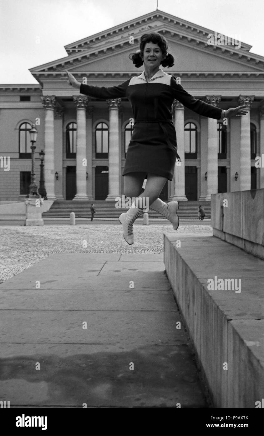 Schauspielerin und Sängerin Lotti Krekel in München, Deutschland 1960er ...