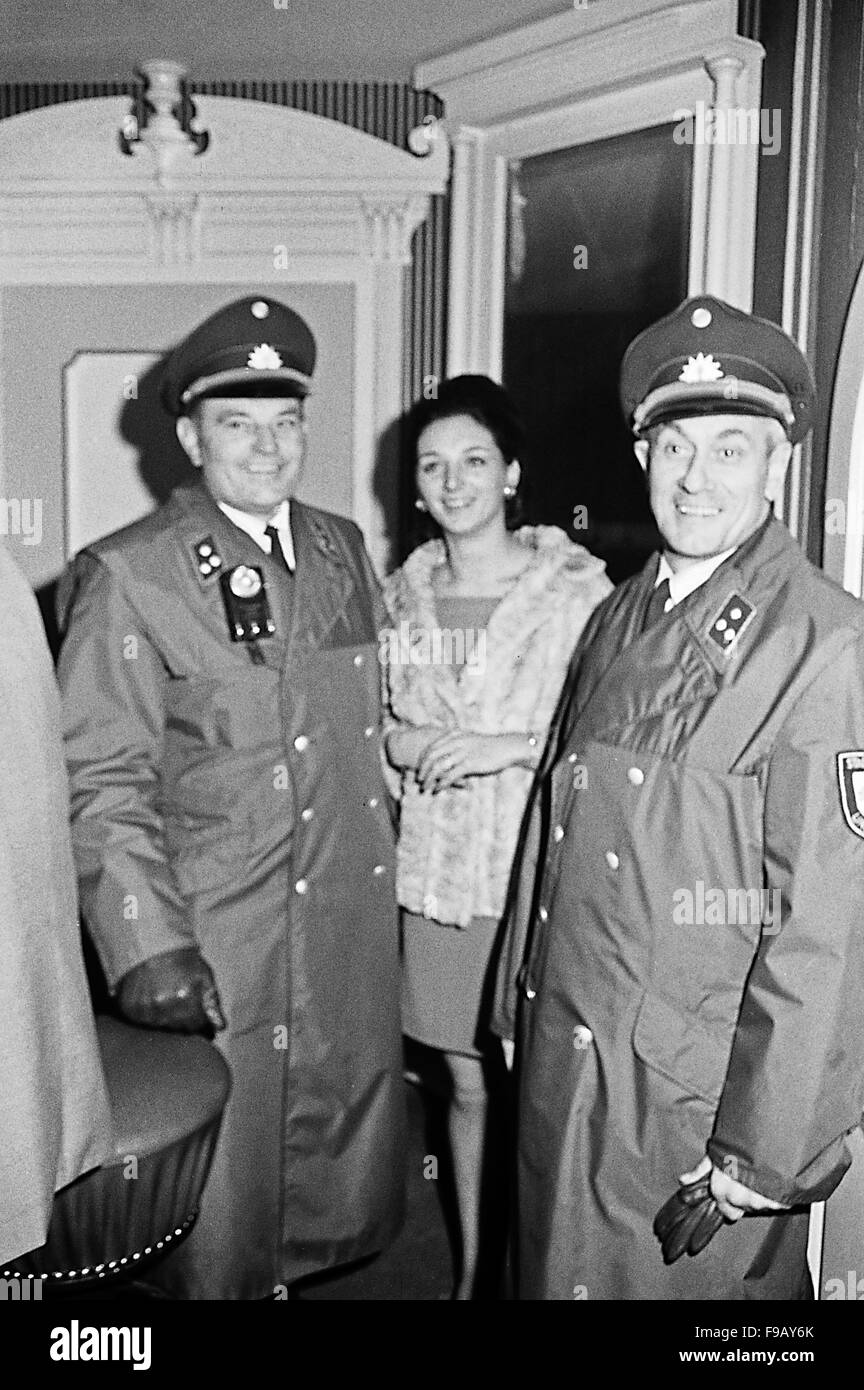 Polizeibeamte im Dienst, Deutschland 1960er Jahre. Policemen on duty ... Polizeibeamte im Dienst, Deutschland 1960er Jahre. Policemen on duty ...