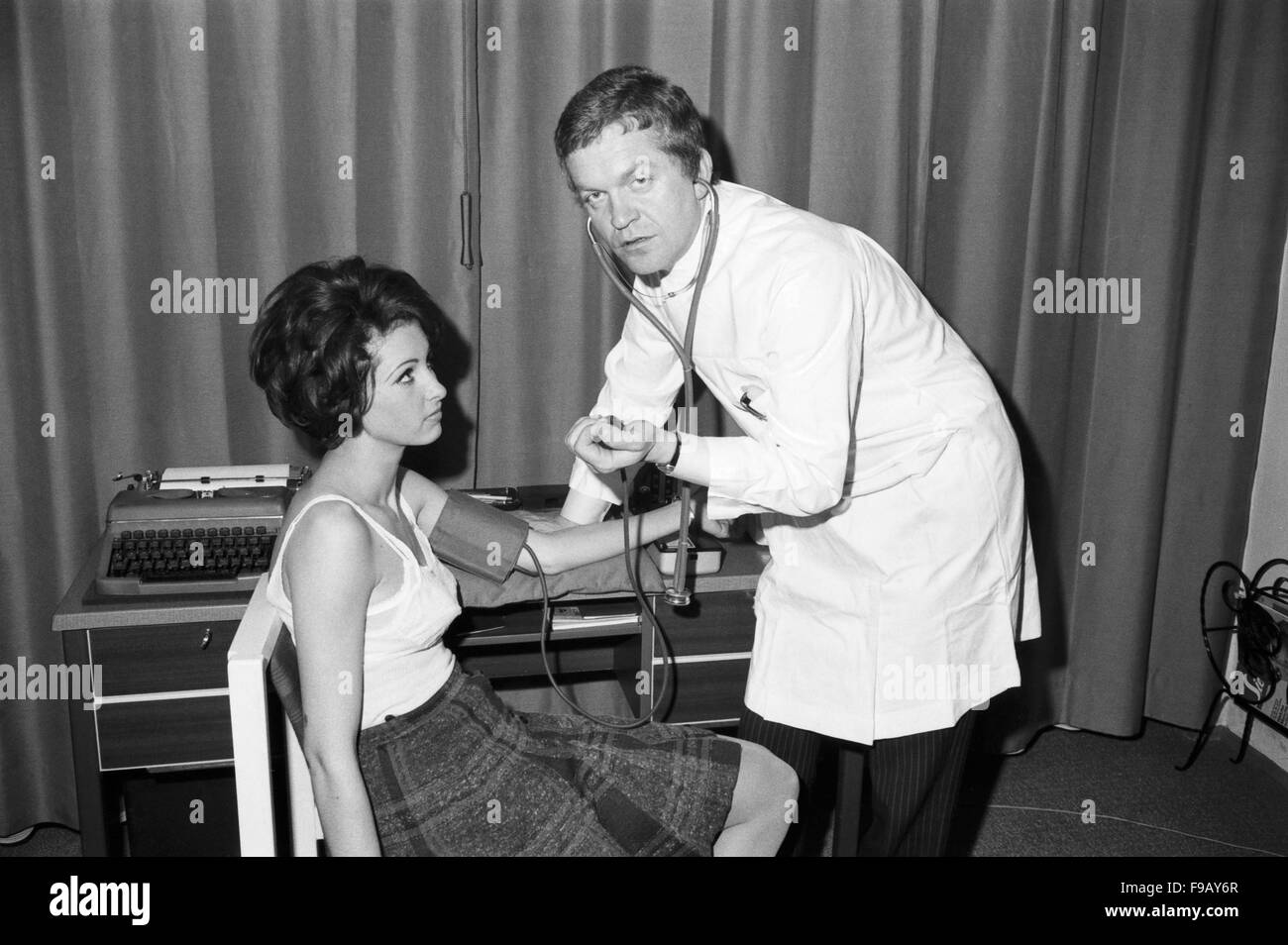 Joe Raphael bei einem Doktorspiel mit einer Kollegin, Deutschland ...