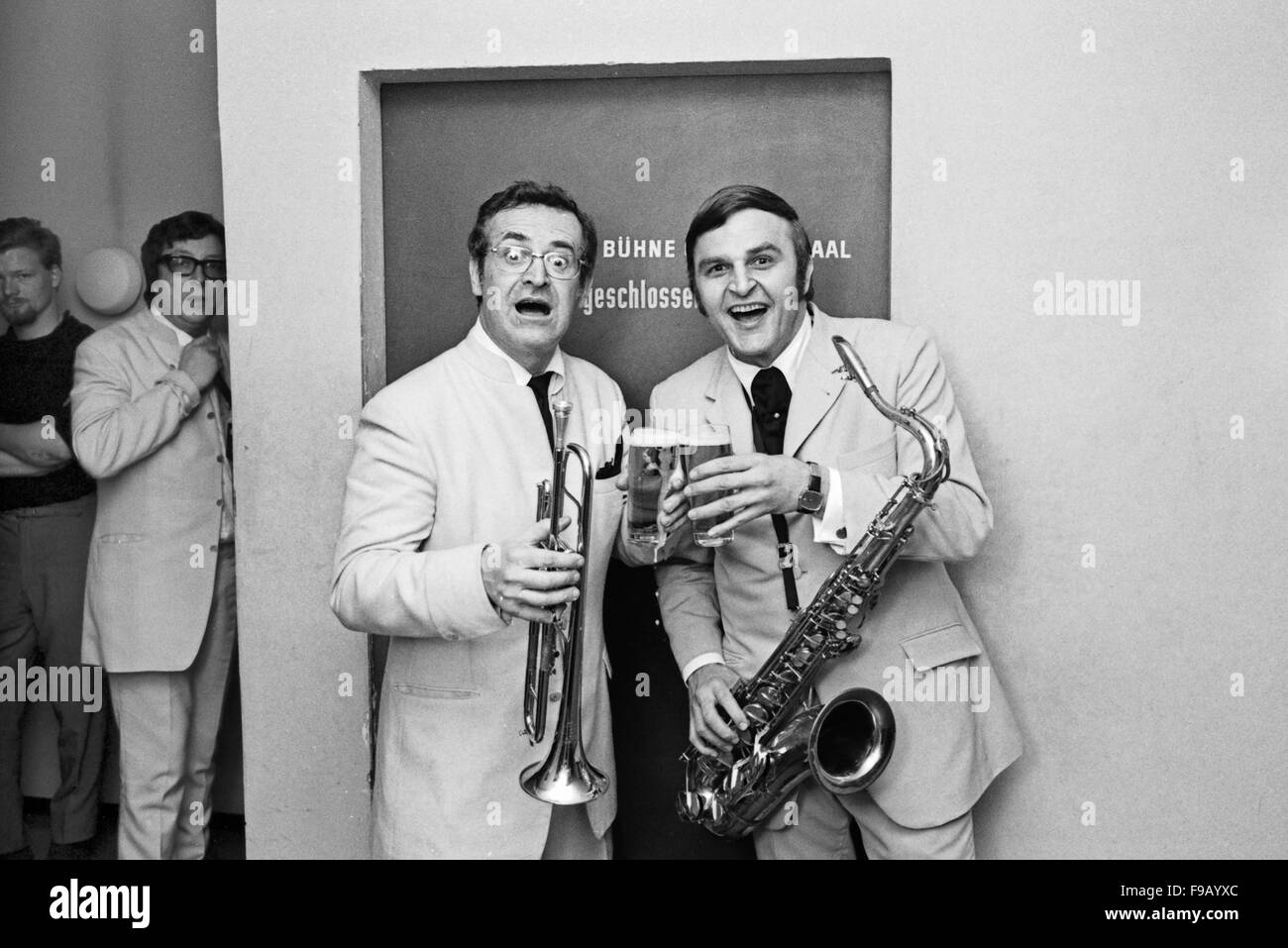 Bandleader Hazy Osterwald (links) und Jochen Brauer bei einem Bier ...