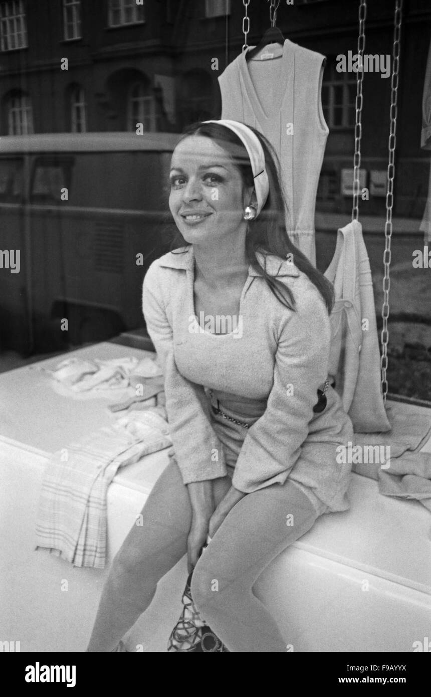 Posiren hi-res stock photography and images - Alamy