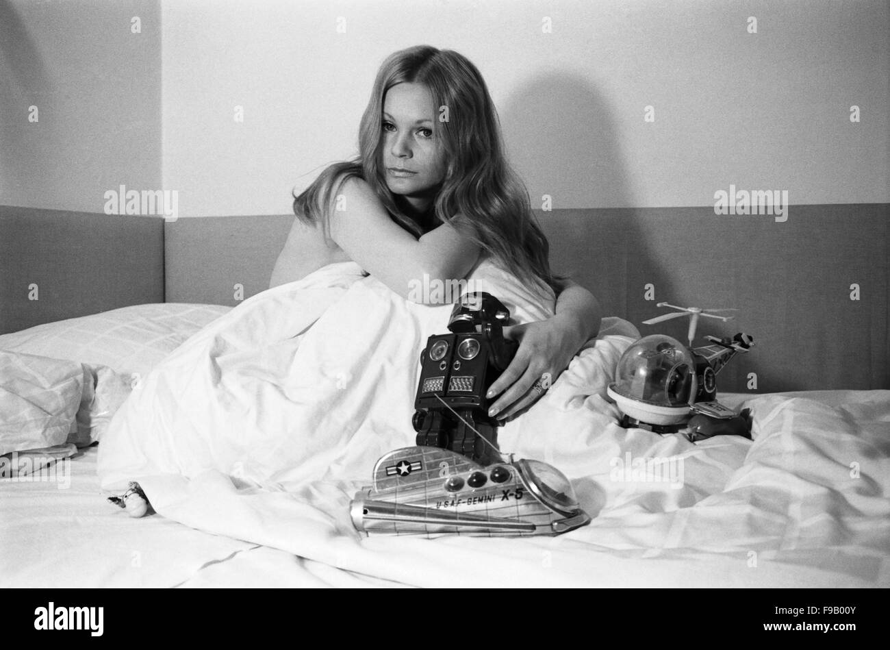 Deutsche Schauspielerin Elke Hart im Bett, Deutschland 1960er Jahre ...