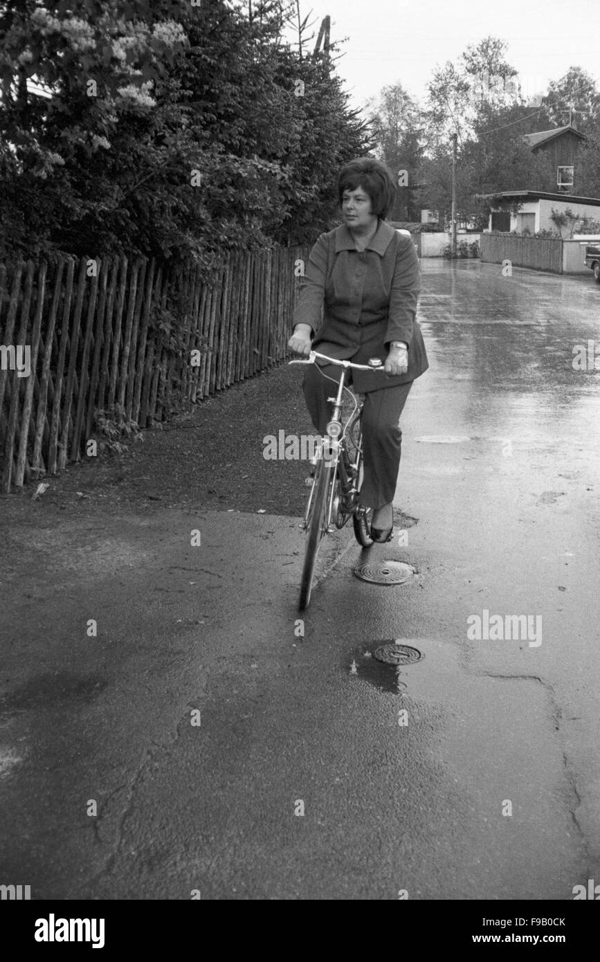 Deutsche Schauspielerin Ursula Reit bei der Fitness, Deutschland 1960er Jahre. German actress ...