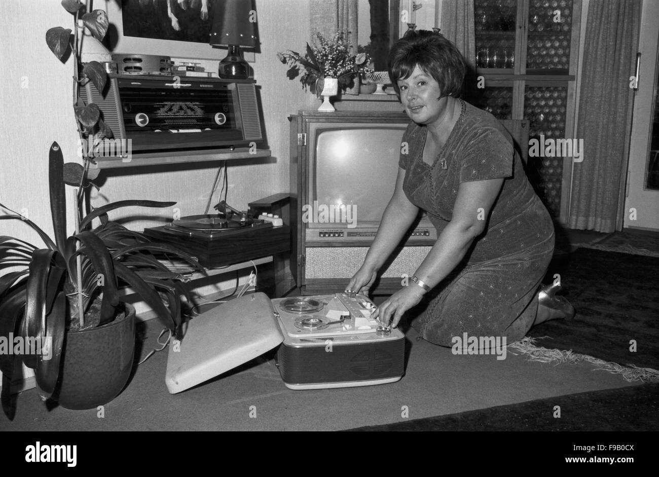 Deutsche Schauspielerin Ursula Reit am Tonbandgerät, Deutschland 1960er Jahre. German actress ...