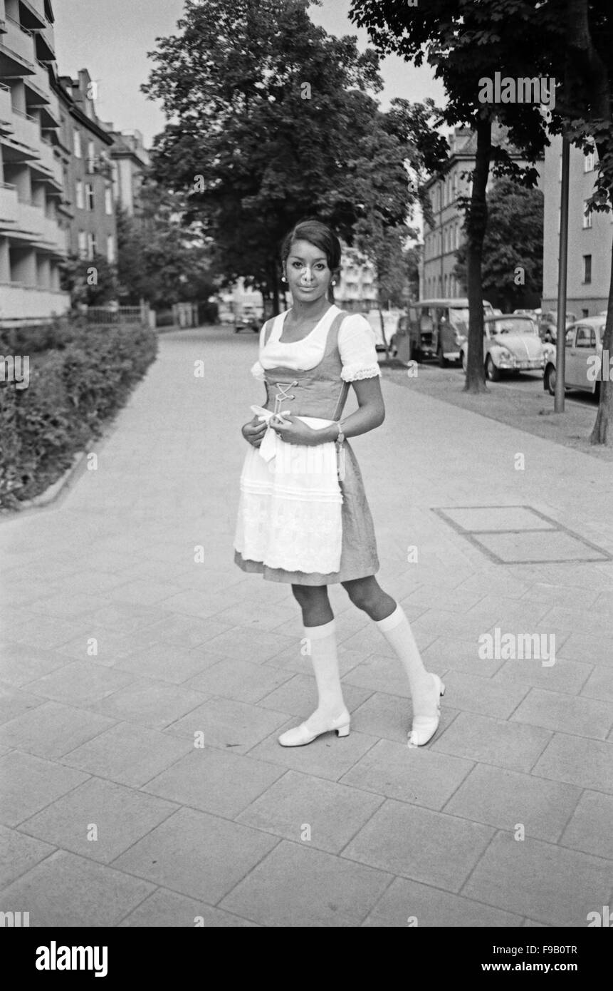 Fotomodel Marielle bei einem Fotoshooting im Dirndl, Deutschland 1960er ...