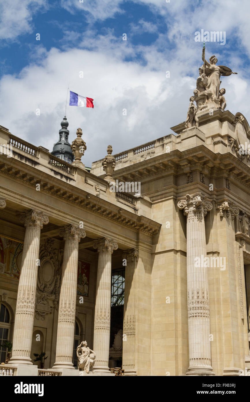 Historic building in Paris France Stock Photo - Alamy