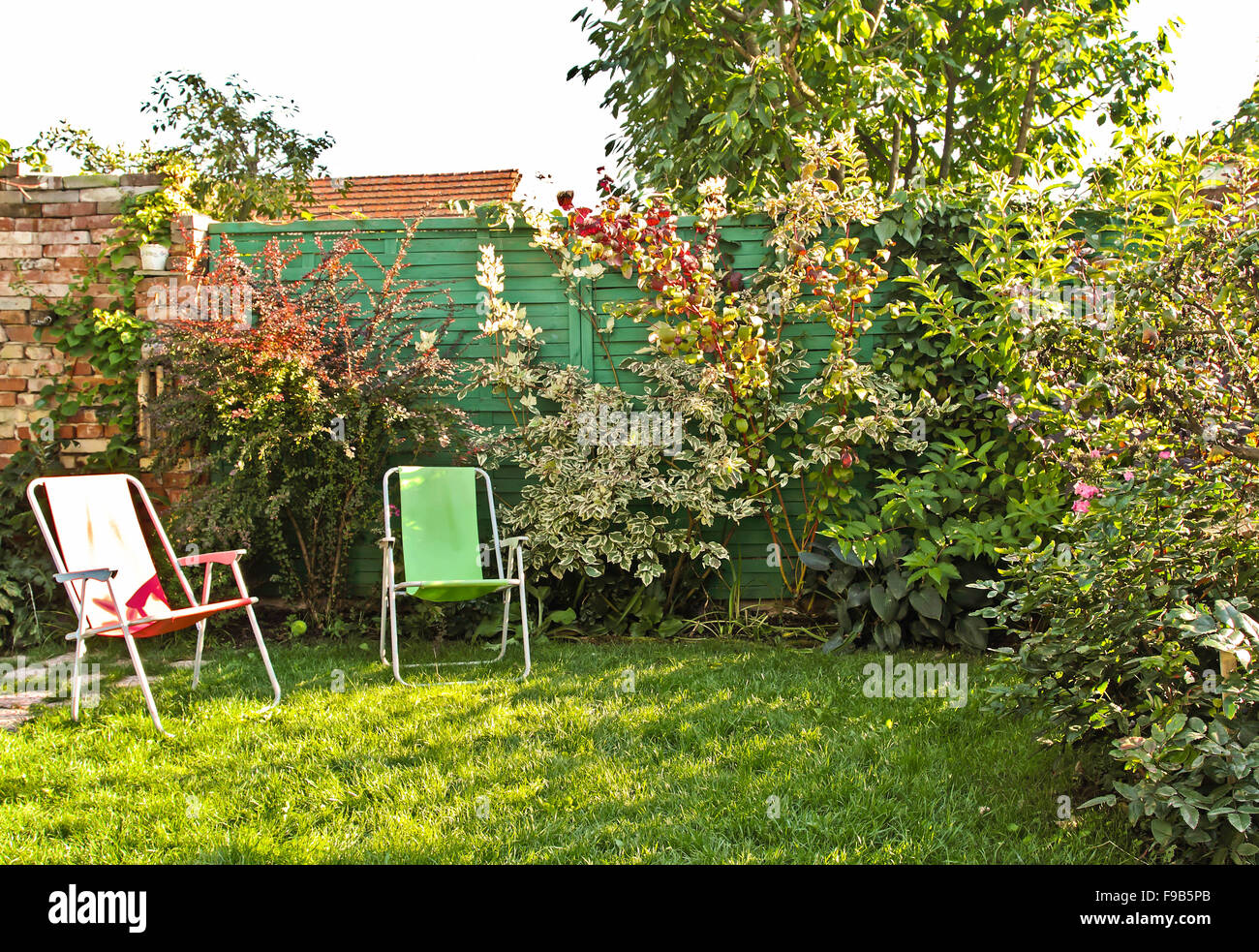 Flowers overgrown house entrance hi-res stock photography and images ...