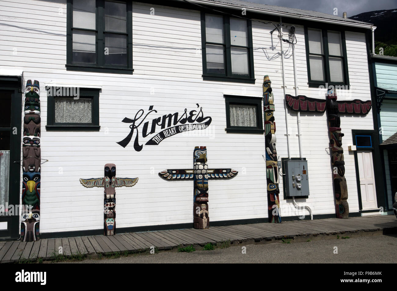 Totem poles decorate the side of a store hi-res stock photography and ...