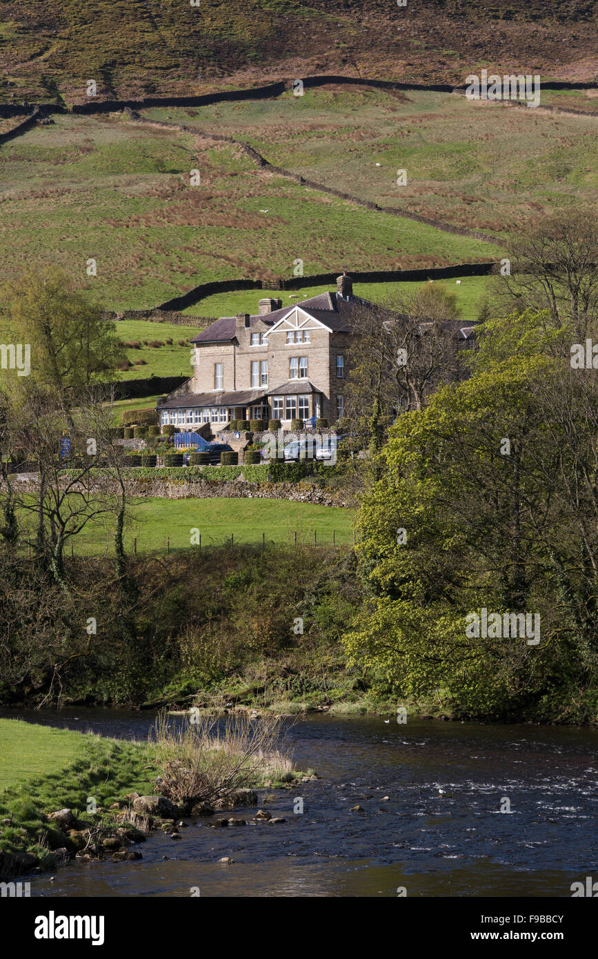 Scenic, rural view of bend in the River Wharfe &The Devonshire Fell ...