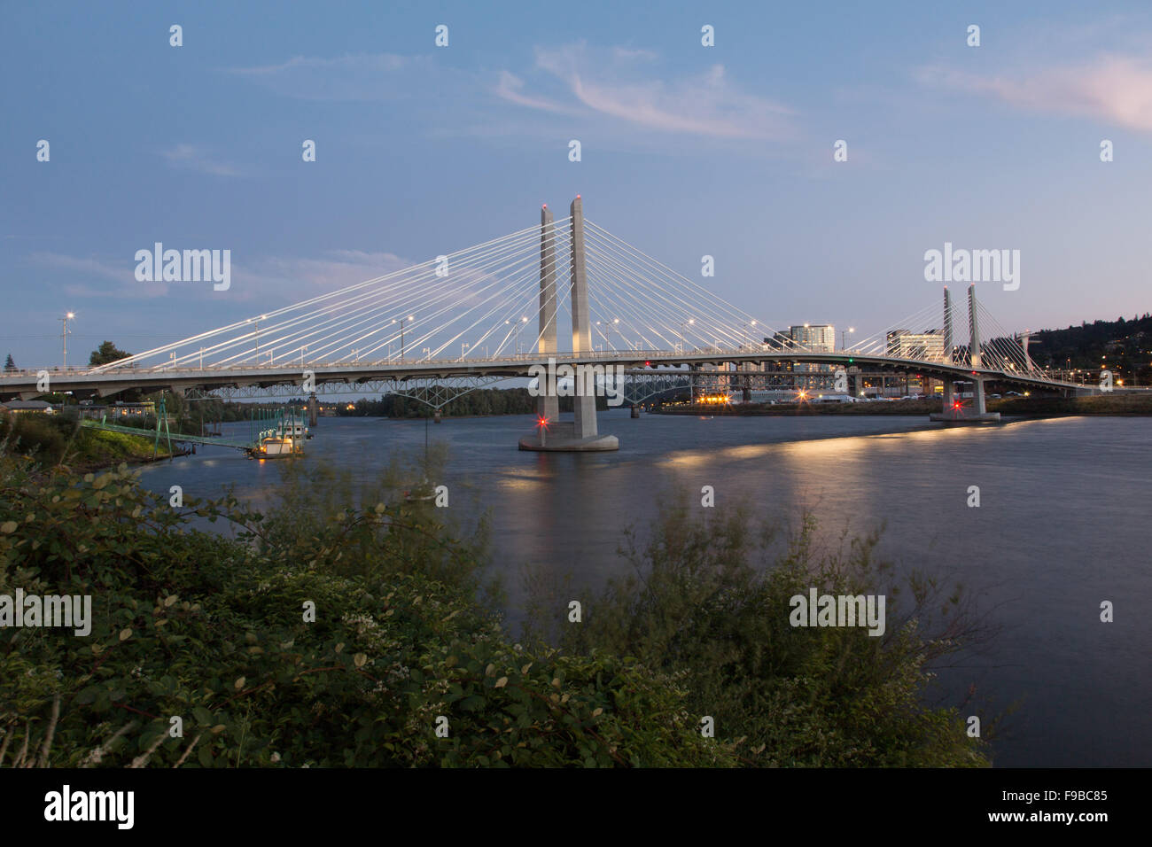Portland tilikum bridge hi-res stock photography and images - Alamy