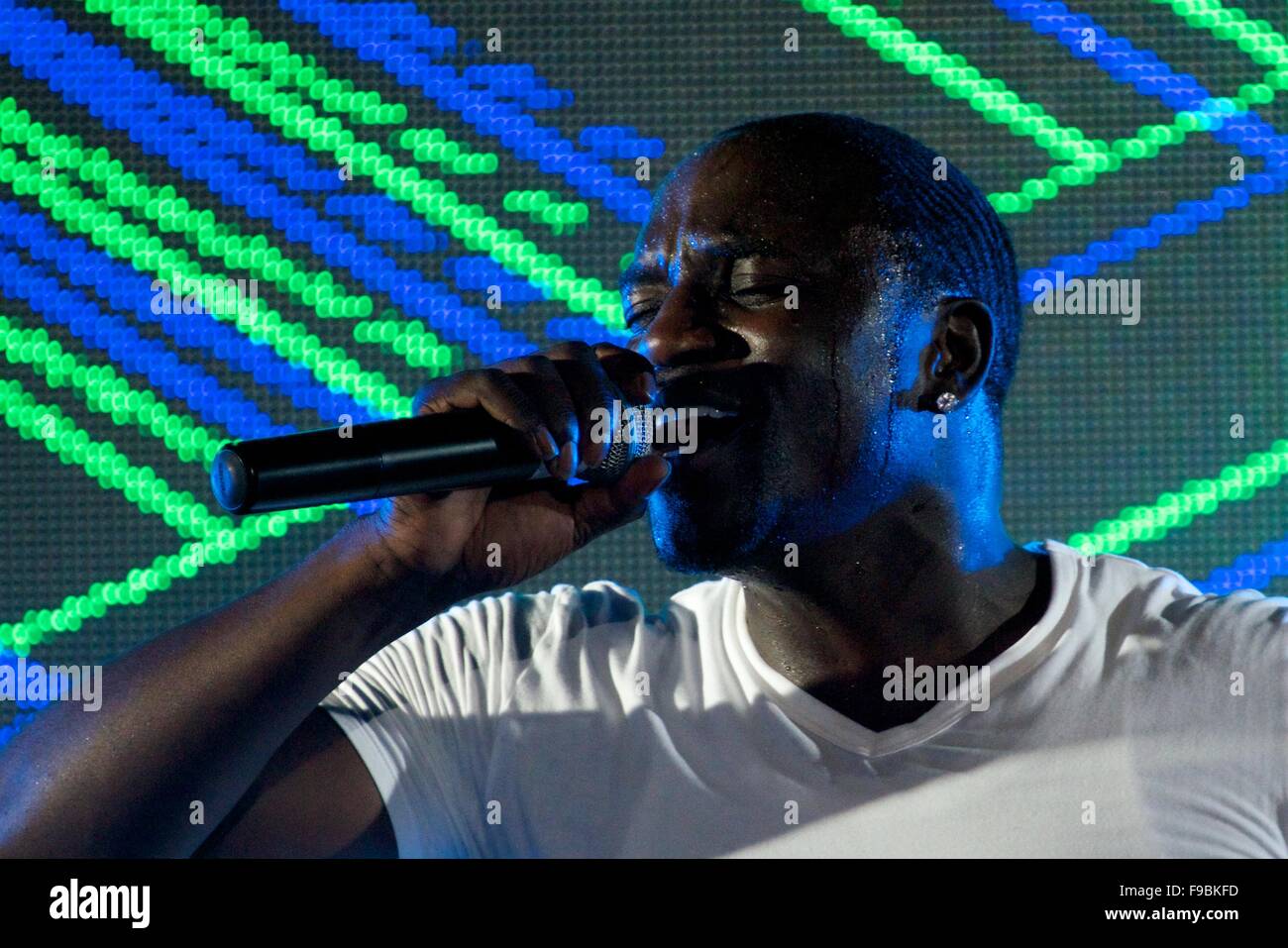 Black singer Akon in front of screen Stock Photo - Alamy