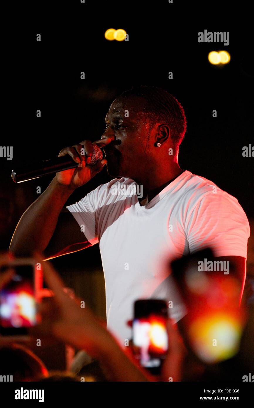 Black singer Akon in T-shirt with microphone Stock Photo - Alamy
