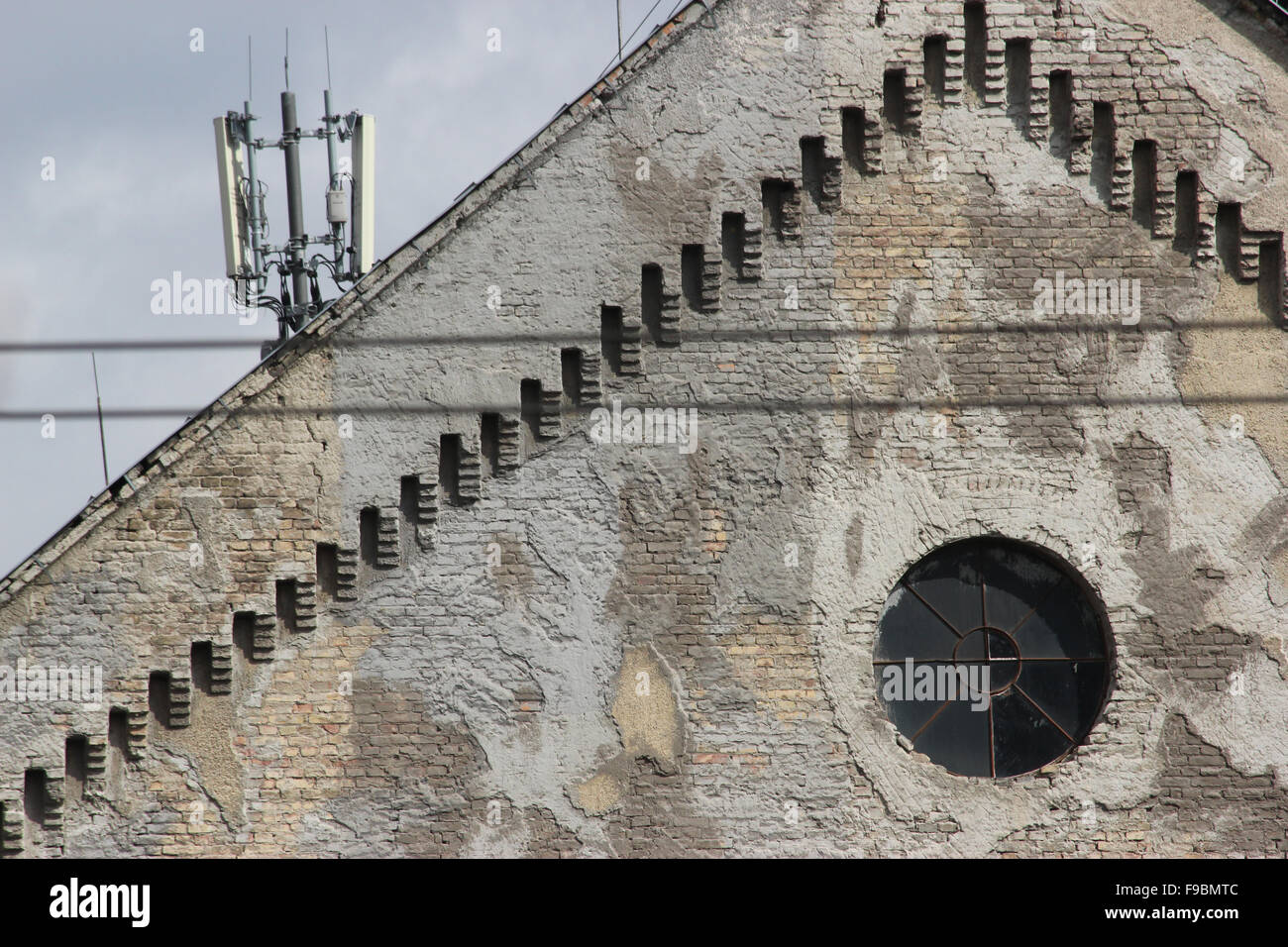 Crumbling building hi-res stock photography and images - Alamy