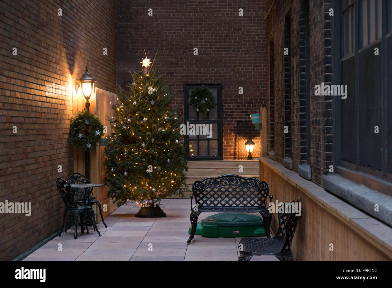 Metropolitan alleyway hi-res stock photography and images - Alamy
