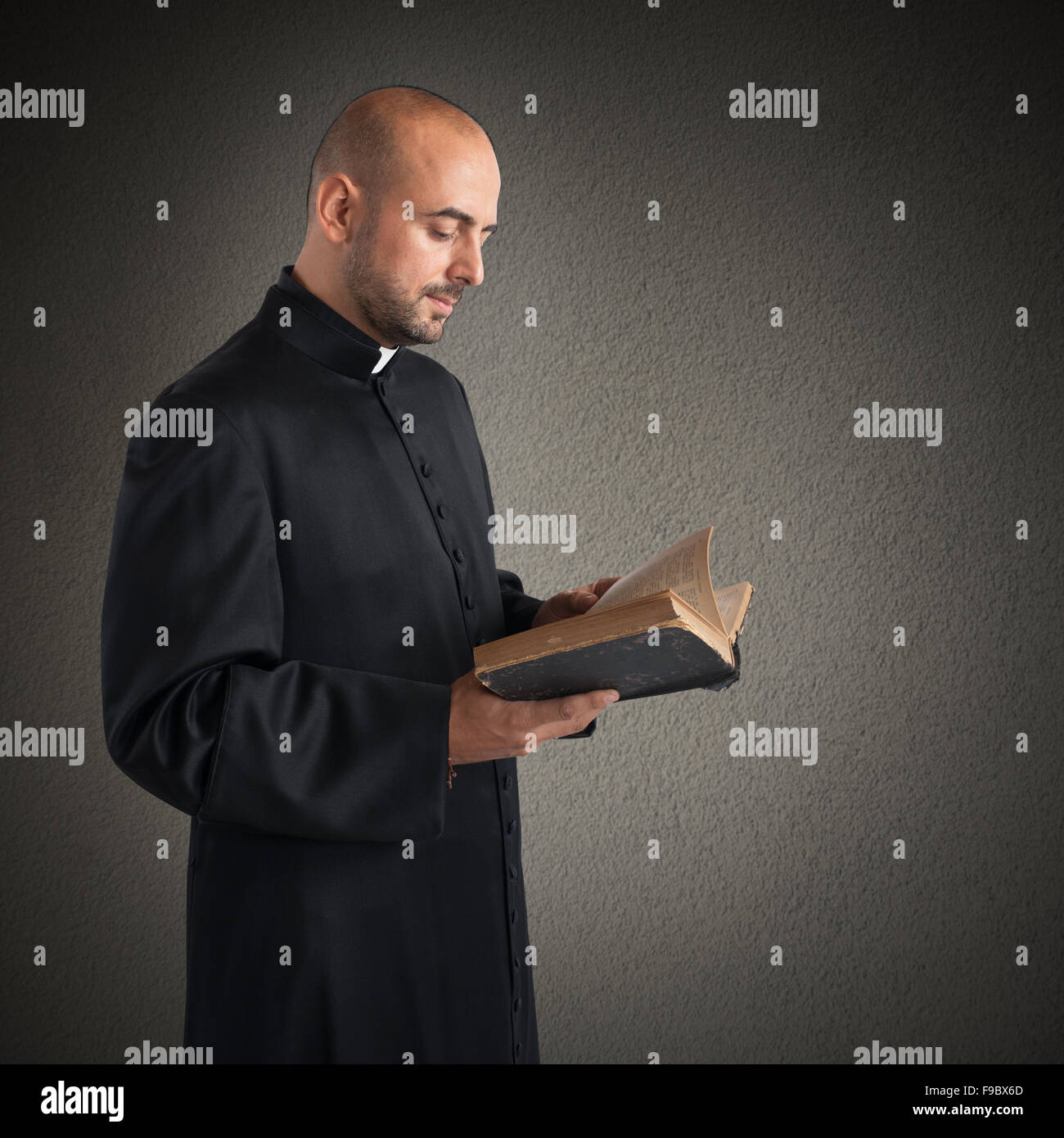 Church bible reading pastor hi-res stock photography and images - Alamy