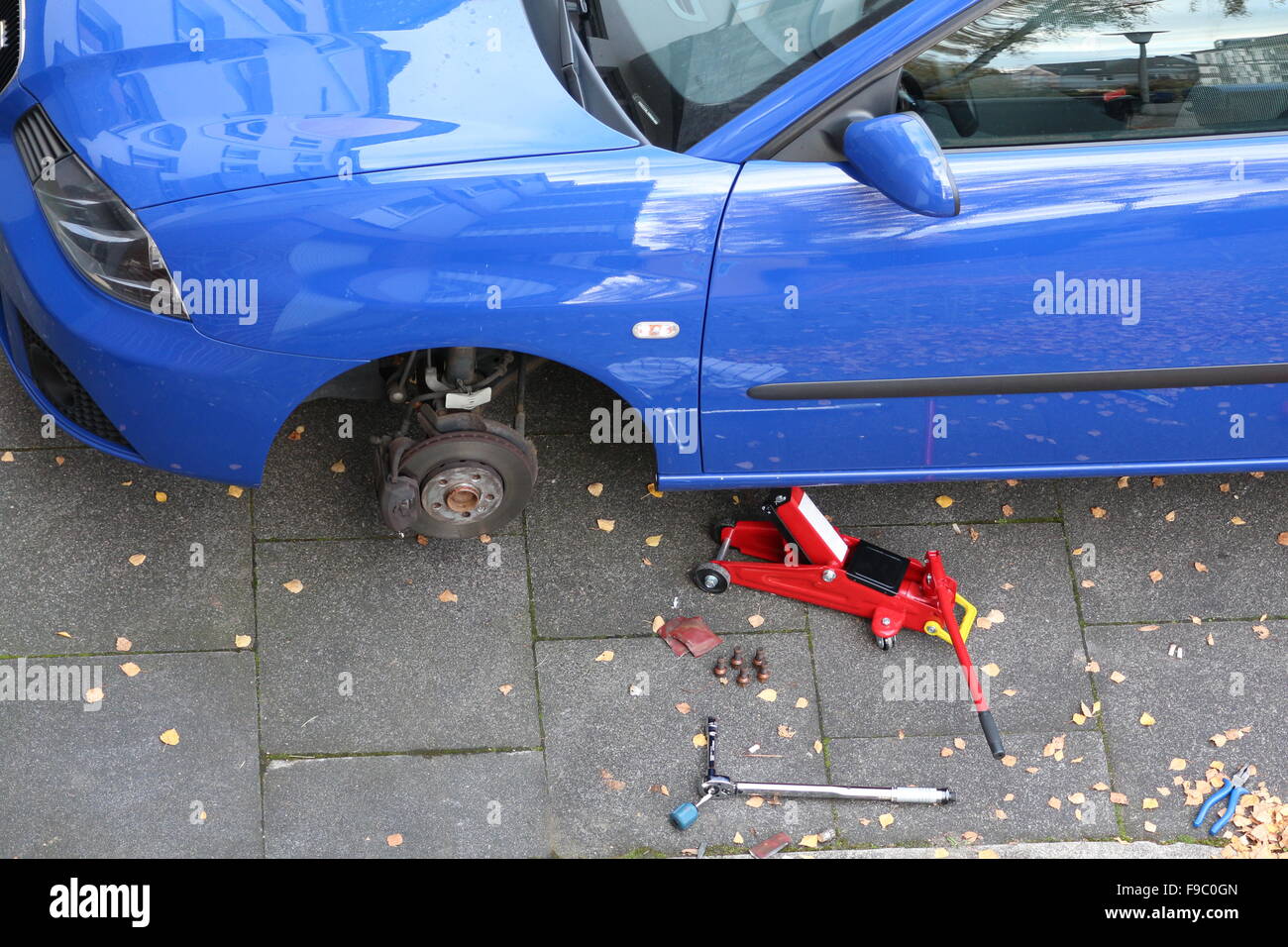 Changing weels hi-res stock photography and images - Alamy