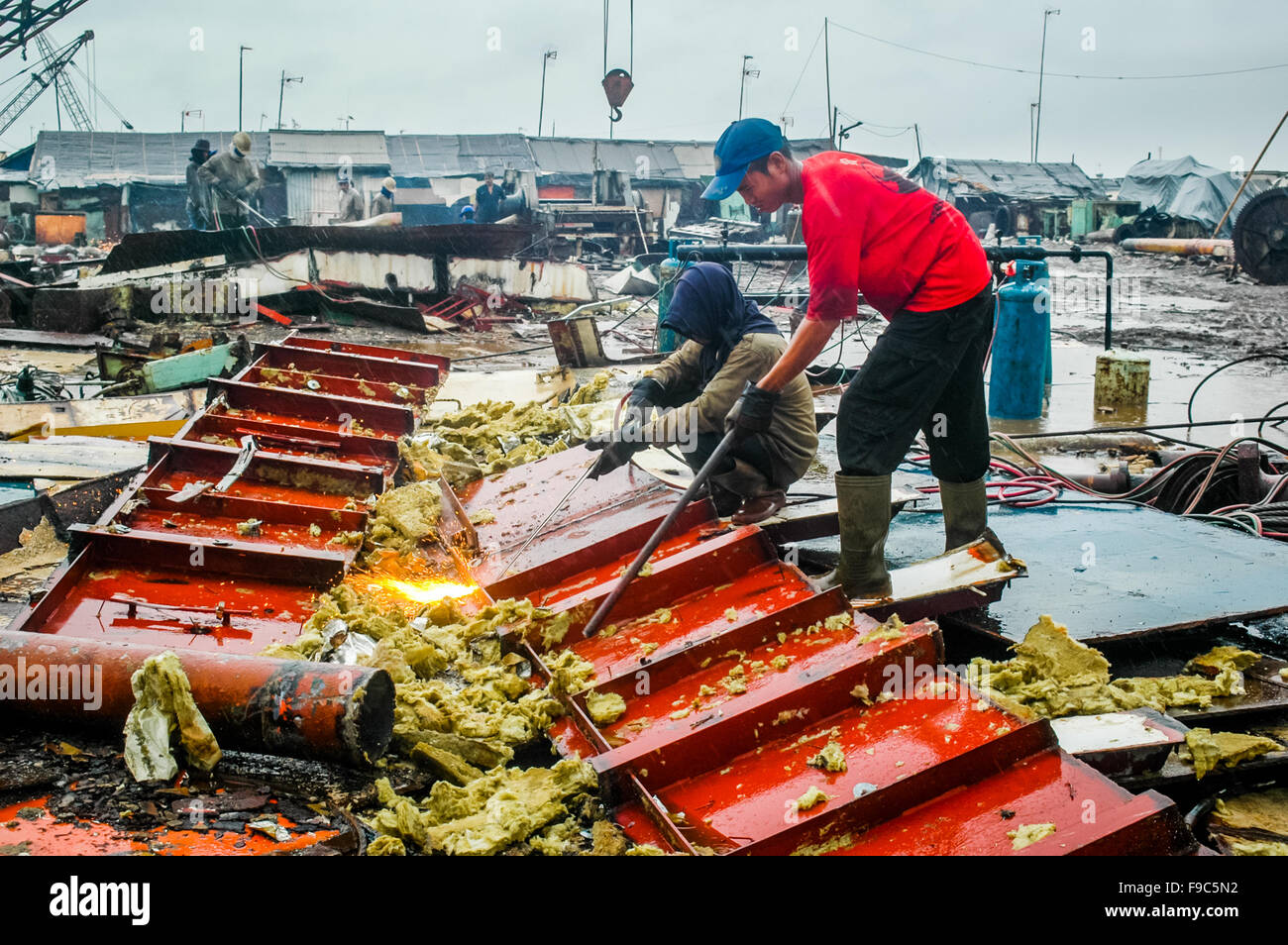 Ship breakers yard hi-res stock photography and images - Alamy