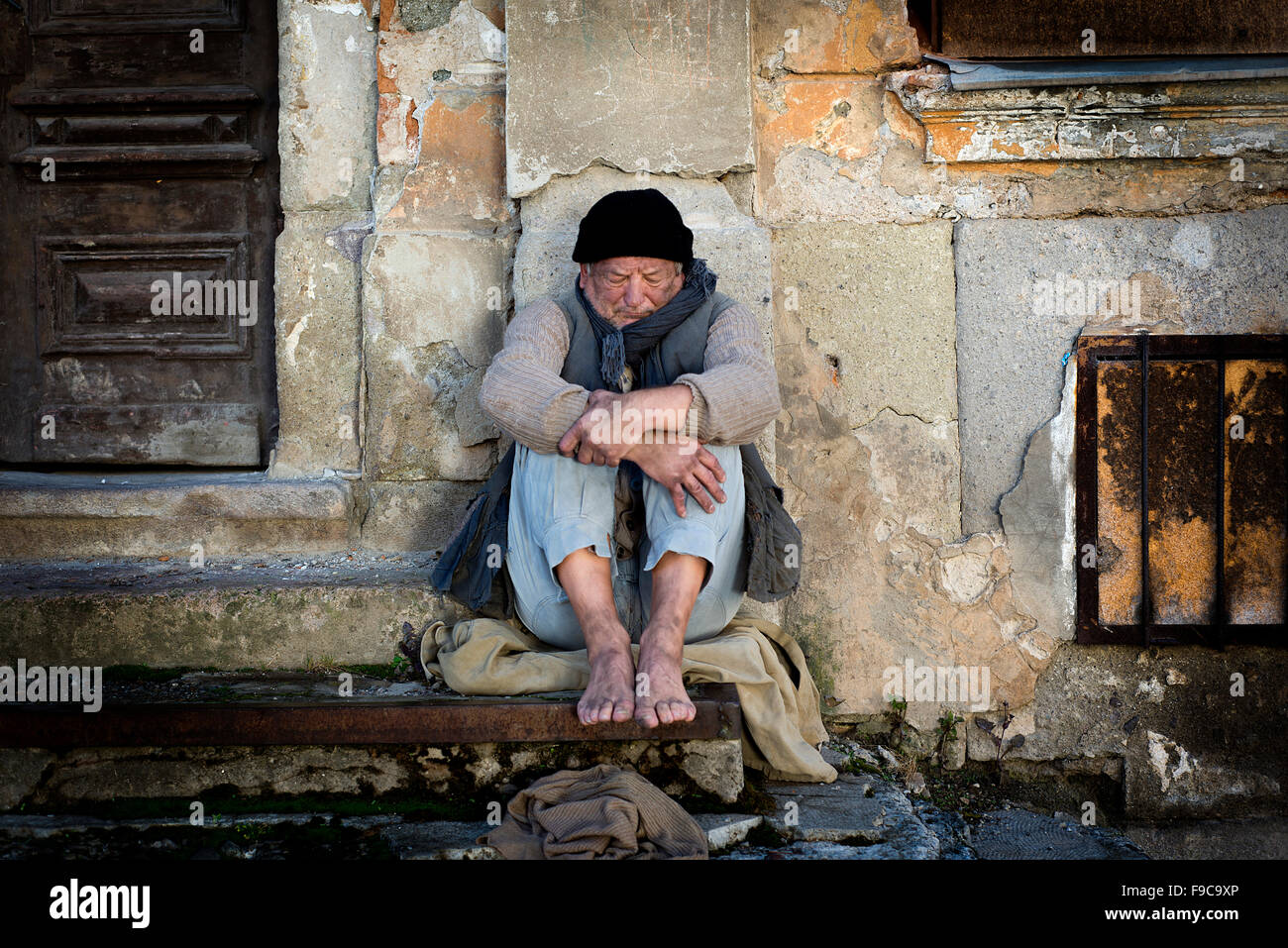 homeless man in the street Stock Photo - Alamy