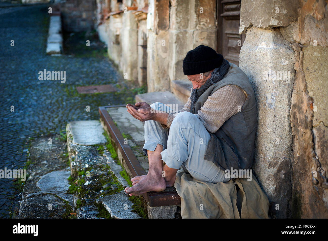 homeless man in the street Stock Photo - Alamy