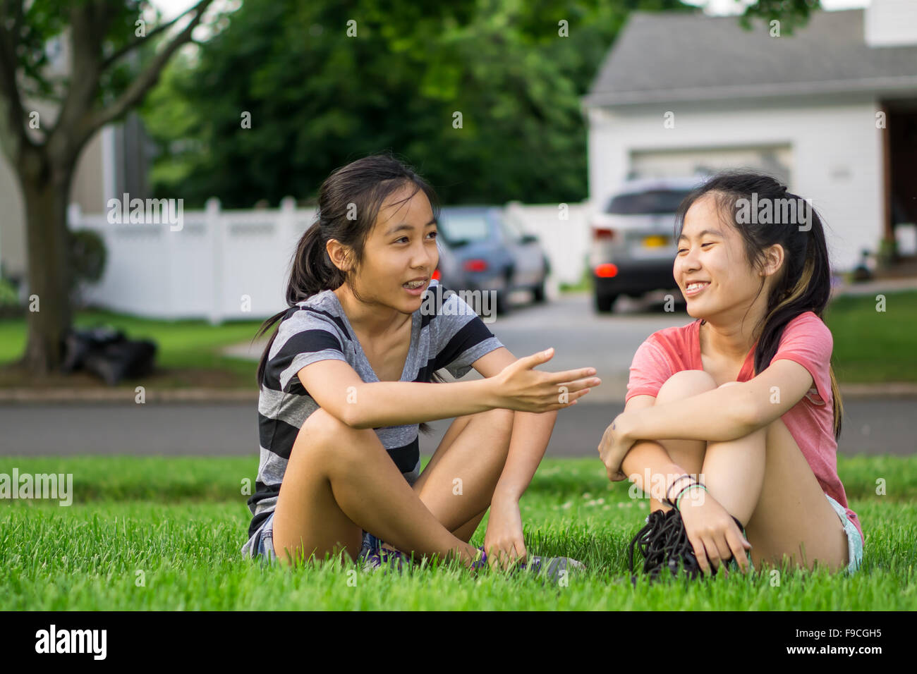 Chinese girls talking face to face hi-res stock photography and images ...