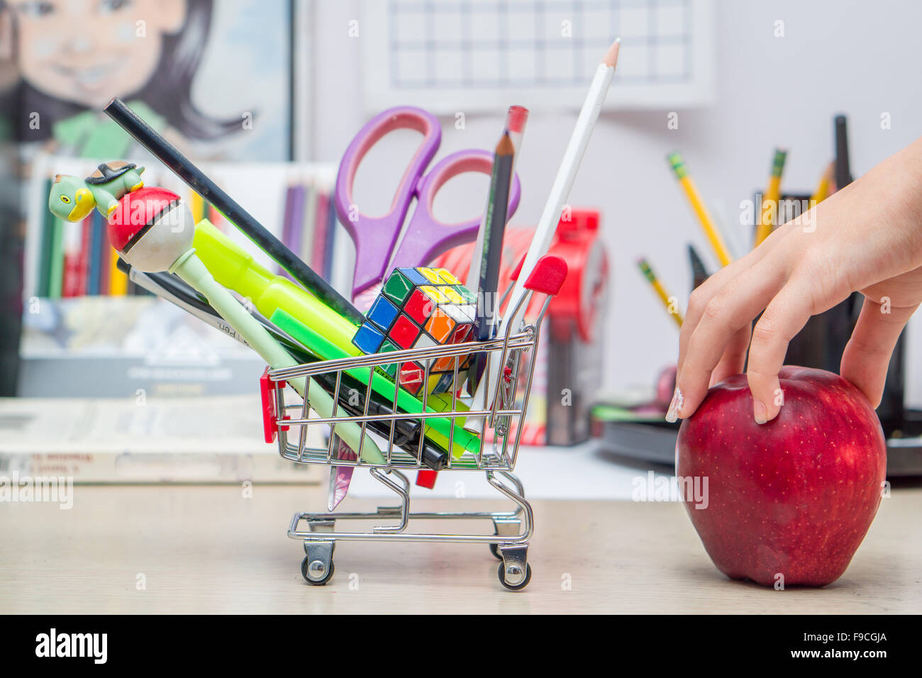 Empty shopping cart on globe hi-res stock photography and images - Alamy