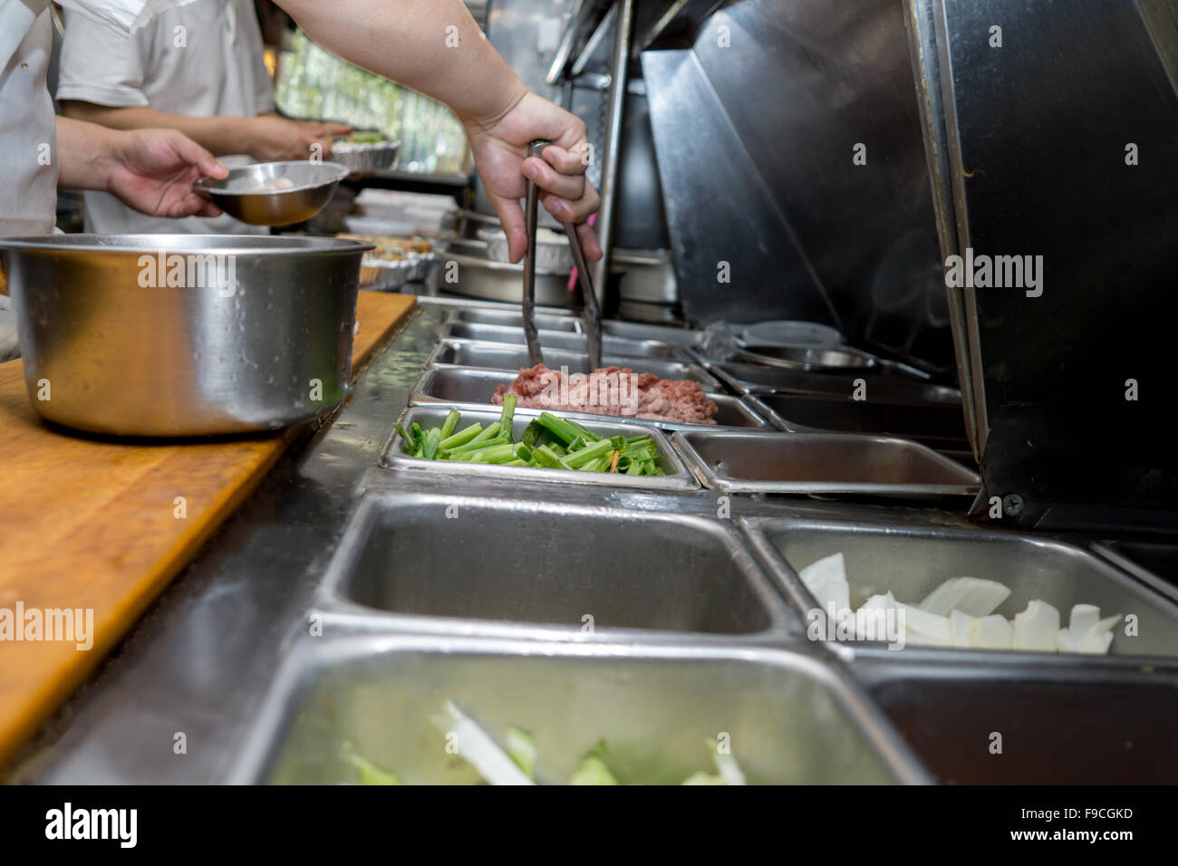 Chinese restaurant kitchen chefs hi-res stock photography and images ...