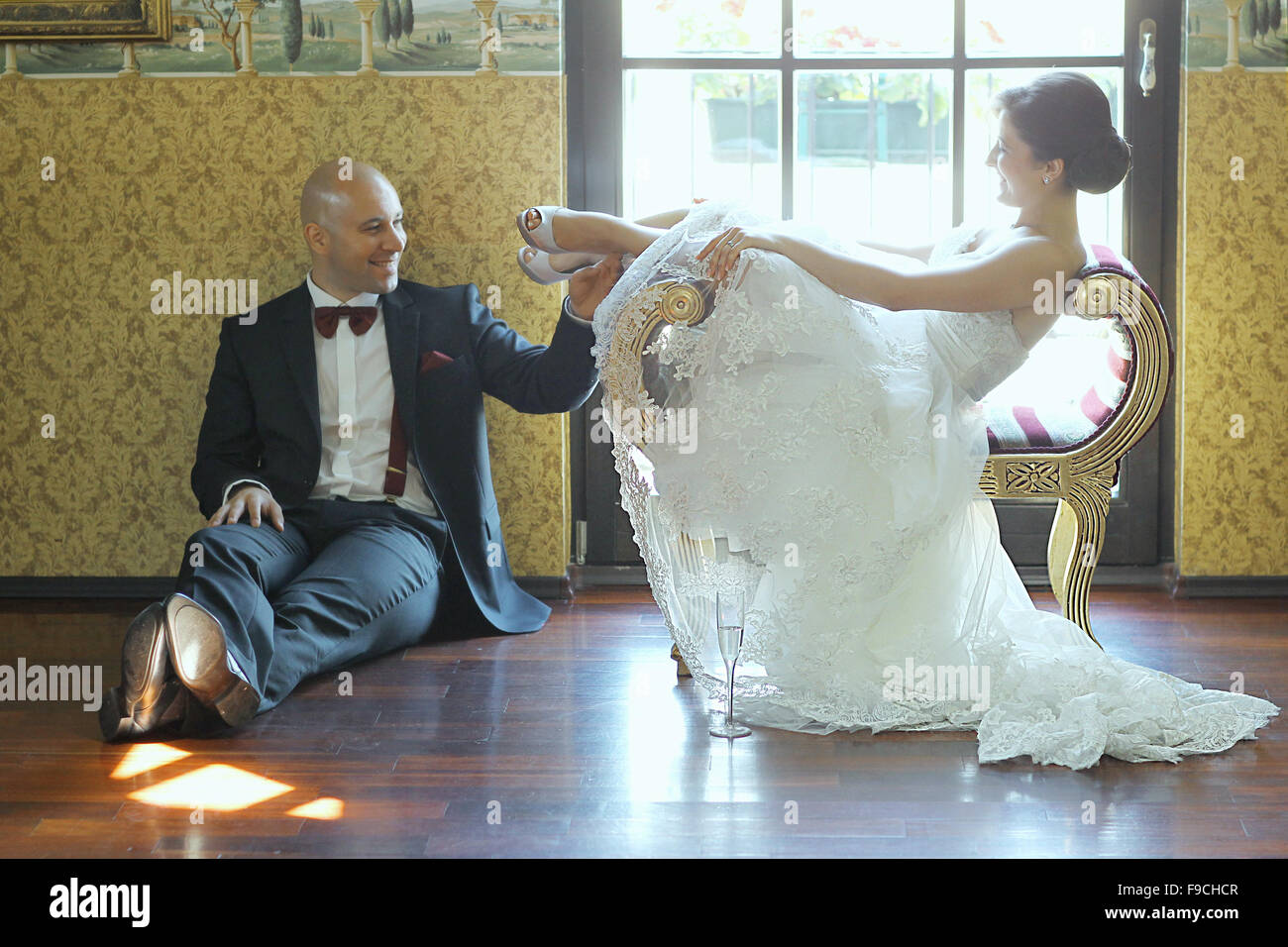Bride and groom in their wedding day feeling great Stock Photo - Alamy