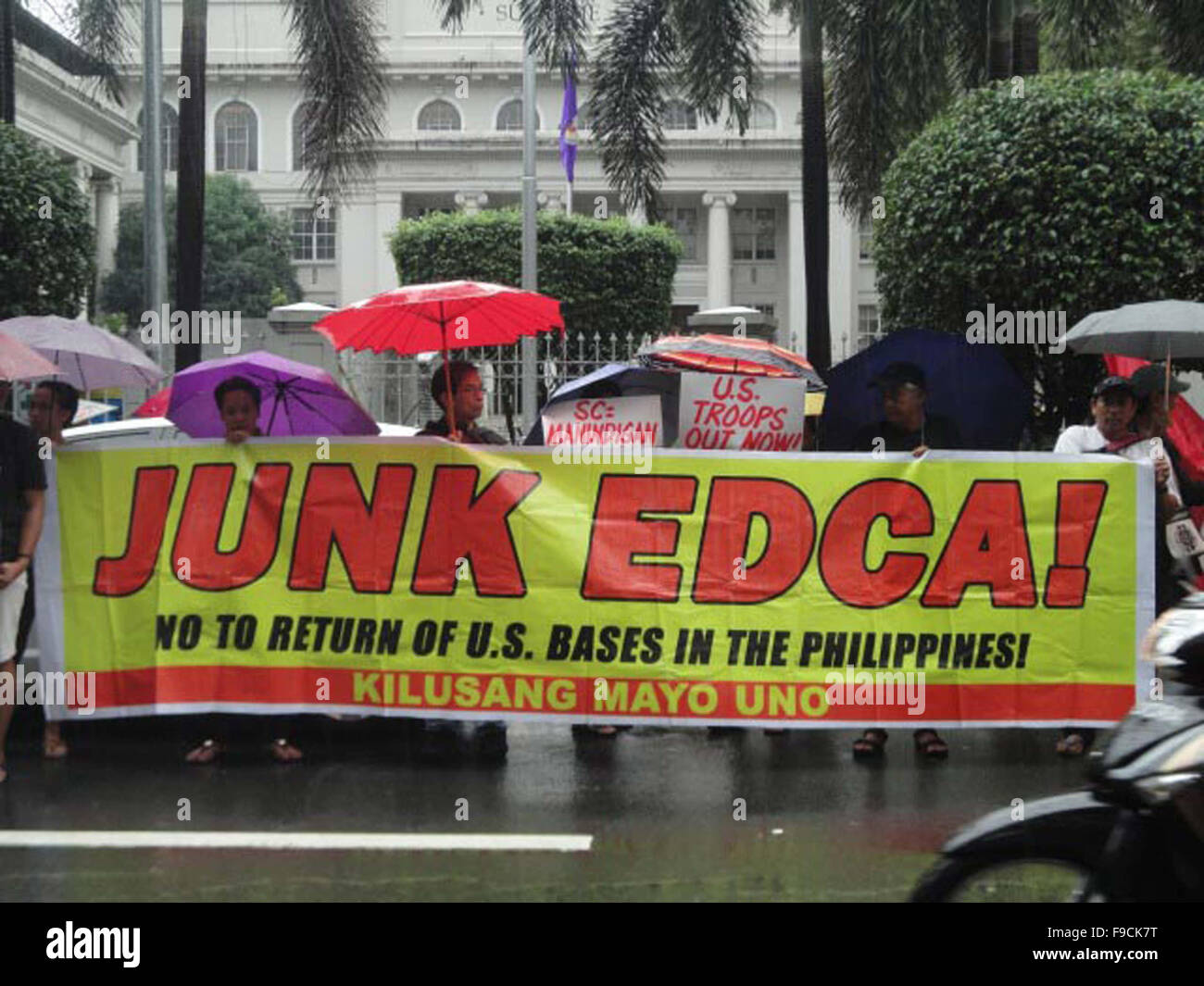 Manila, Philippines. 16th Dec, 2015. Filipino protesters hold a picket ...