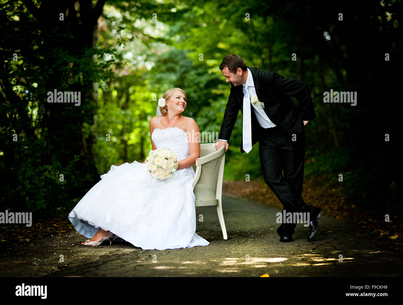 Bride and groom outdoor wedding portraits Stock Photo - Alamy