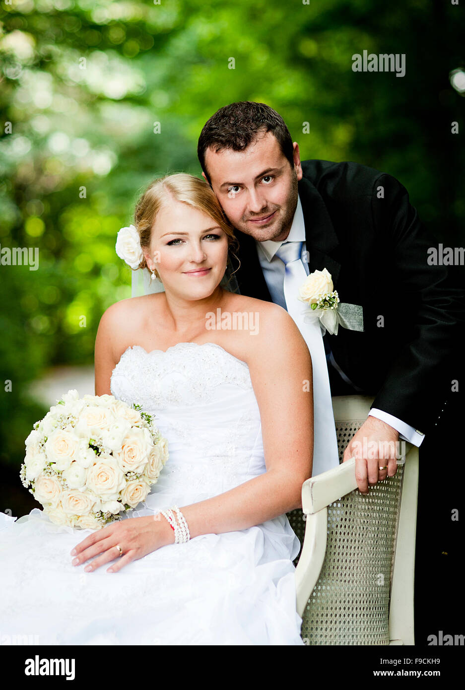Bride and groom outdoor wedding portraits Stock Photo - Alamy