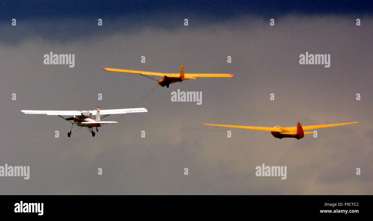 Flying planes hi-res stock photography and images - Alamy
