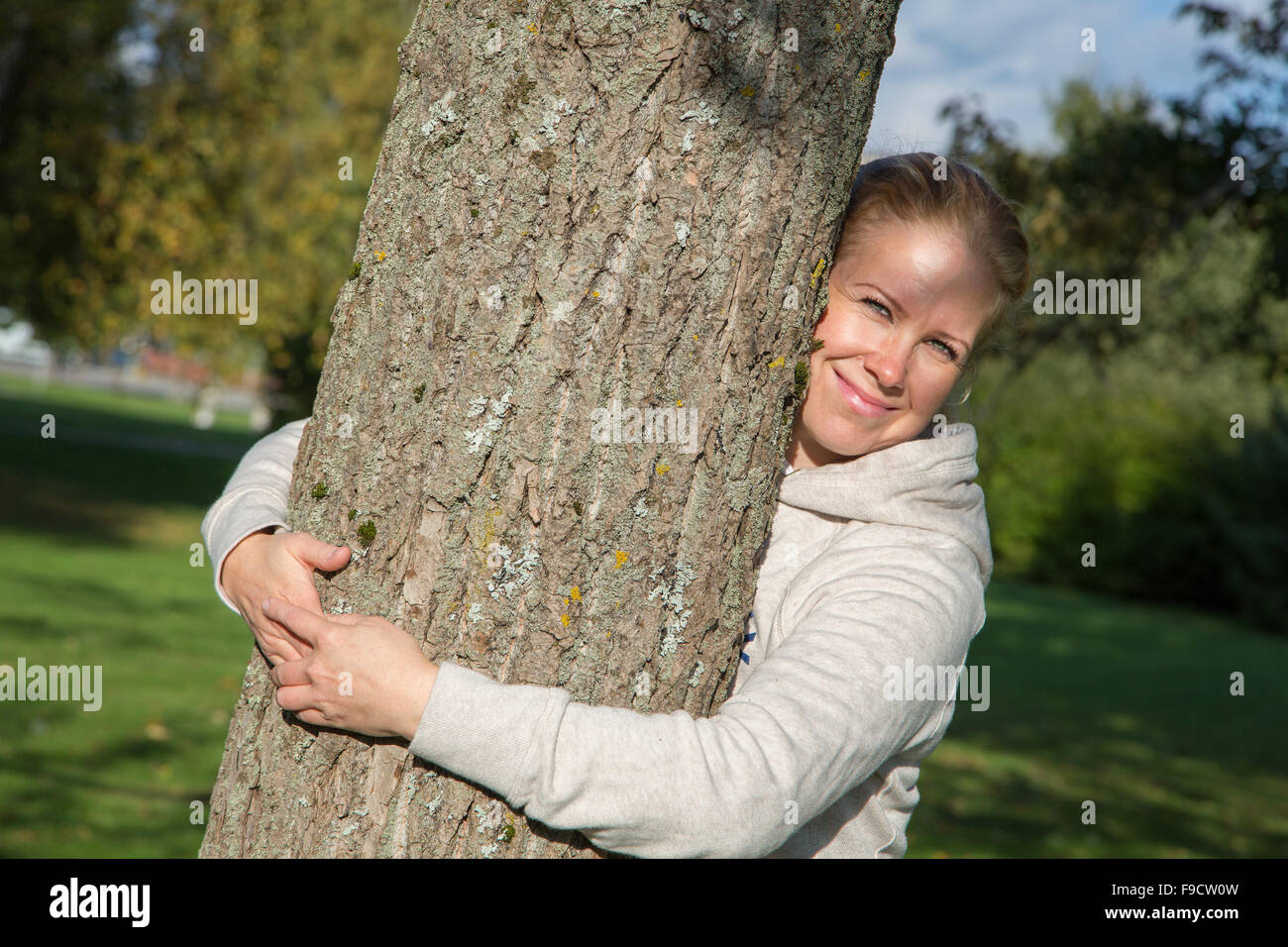 Woman hugging a tree Stock Photo - Alamy