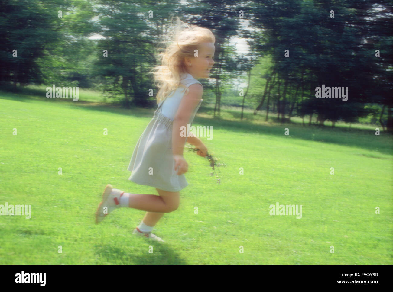 Little girl running Stock Photo - Alamy
