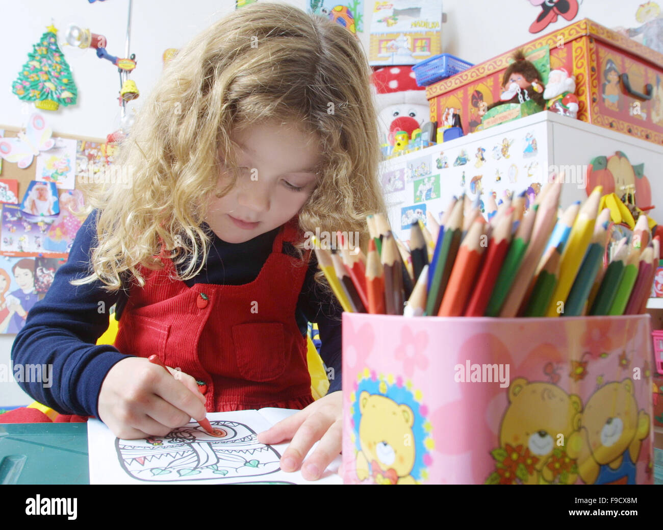 Lady drawing hi-res stock photography and images - Alamy