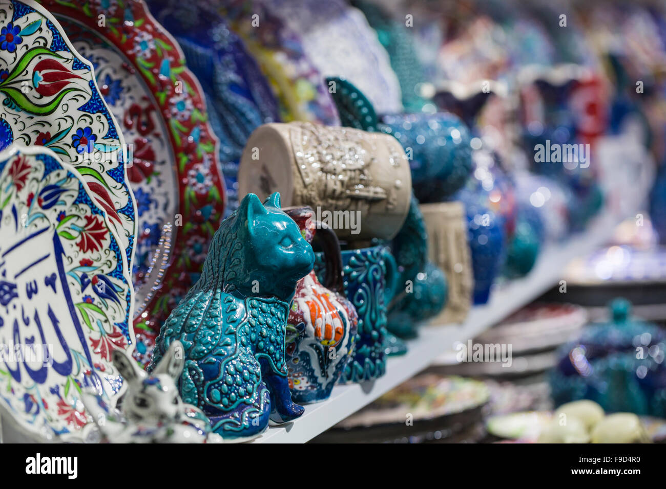 Traditional Turkish ceramics on the Grand Bazaar Stock Photo - Alamy