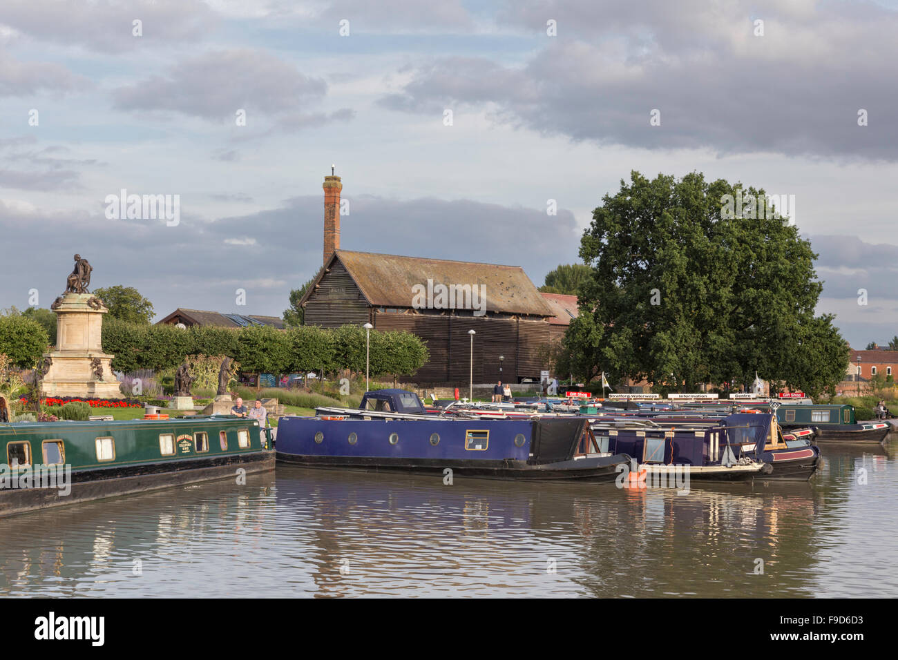 Evening light over Bancroft Basin, Stratford upon Avon Canal, Stratford ...