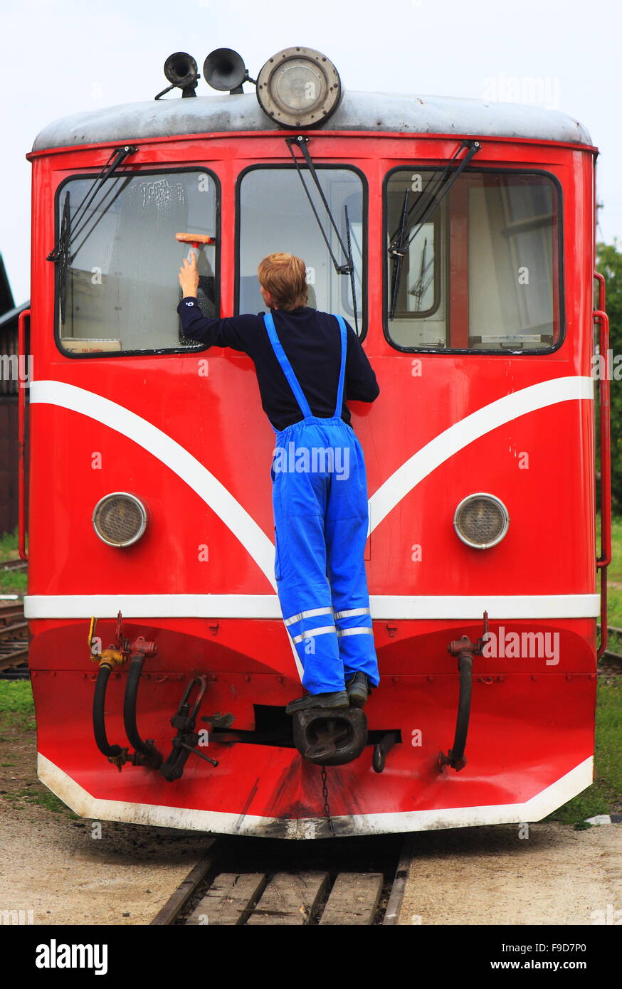 Man cleaning train windscreen hi-res stock photography and images - Alamy