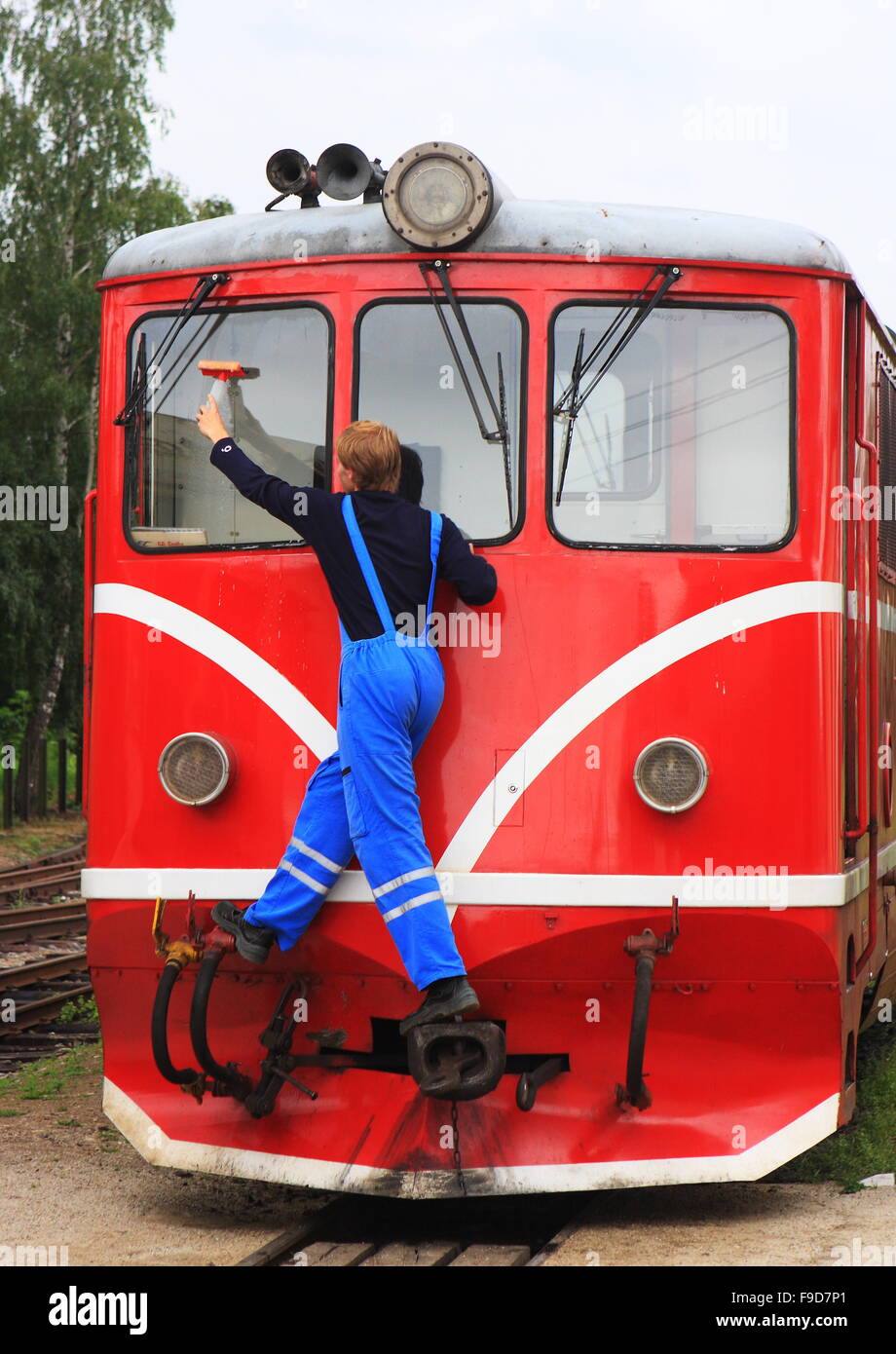 Man cleaning train windscreen hi-res stock photography and images - Alamy