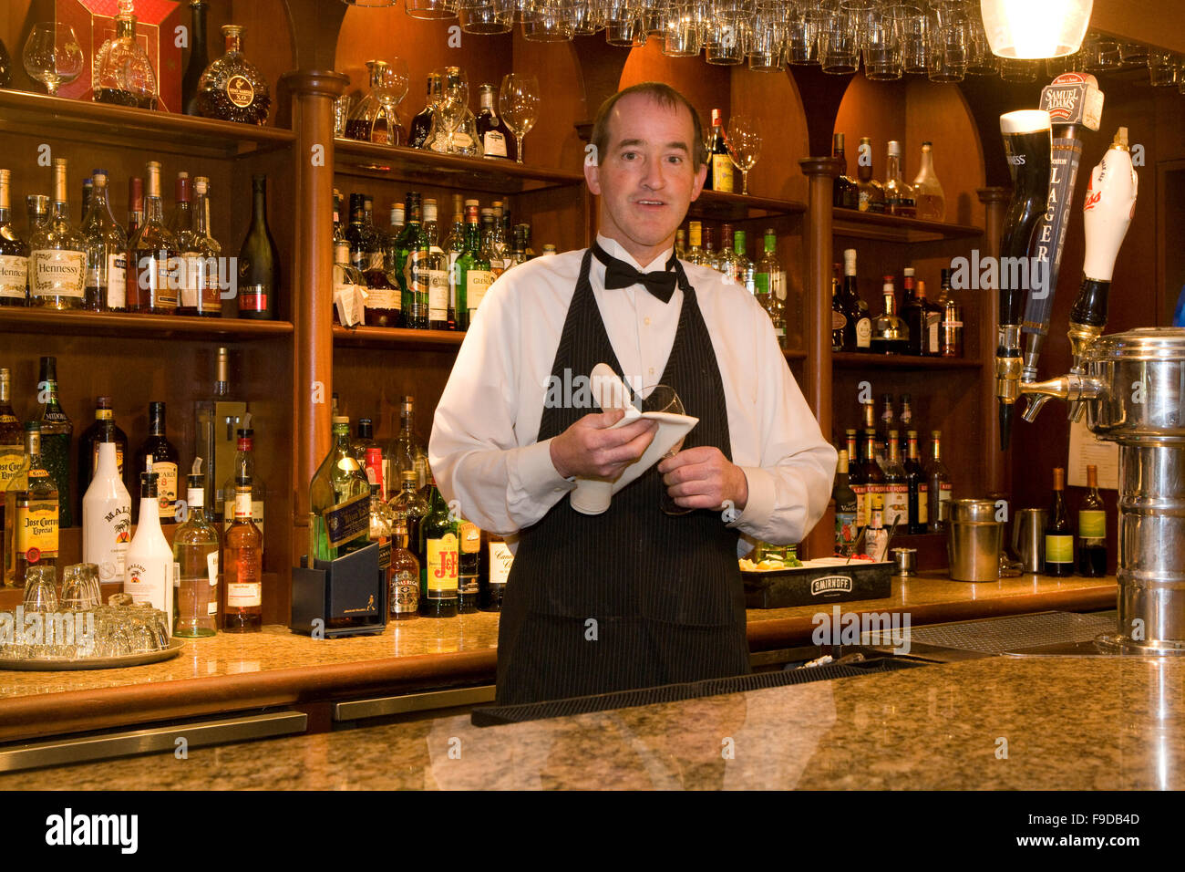 Barman serving drinks Stock Photo - Alamy