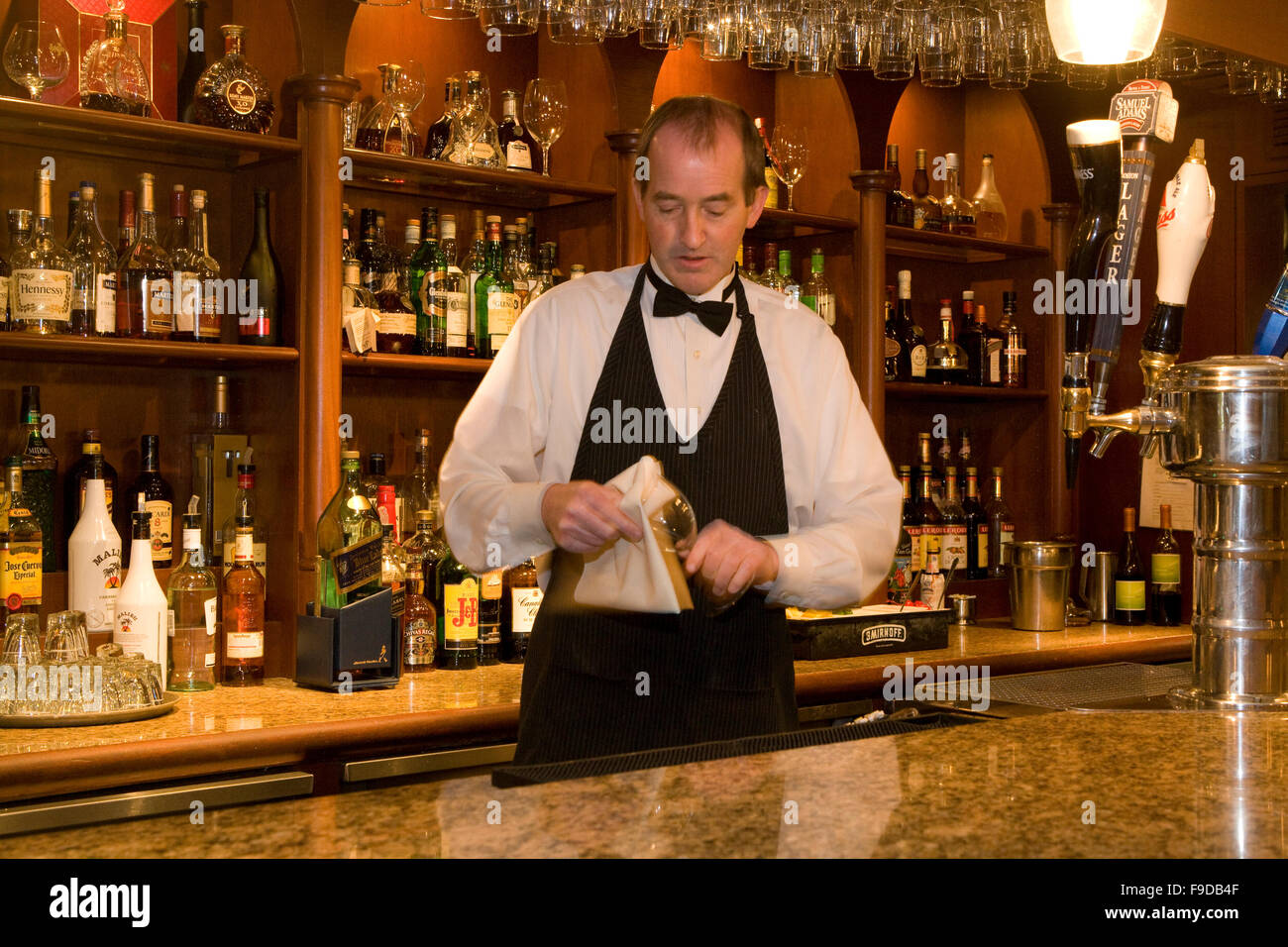 Barman serving drinks Stock Photo - Alamy