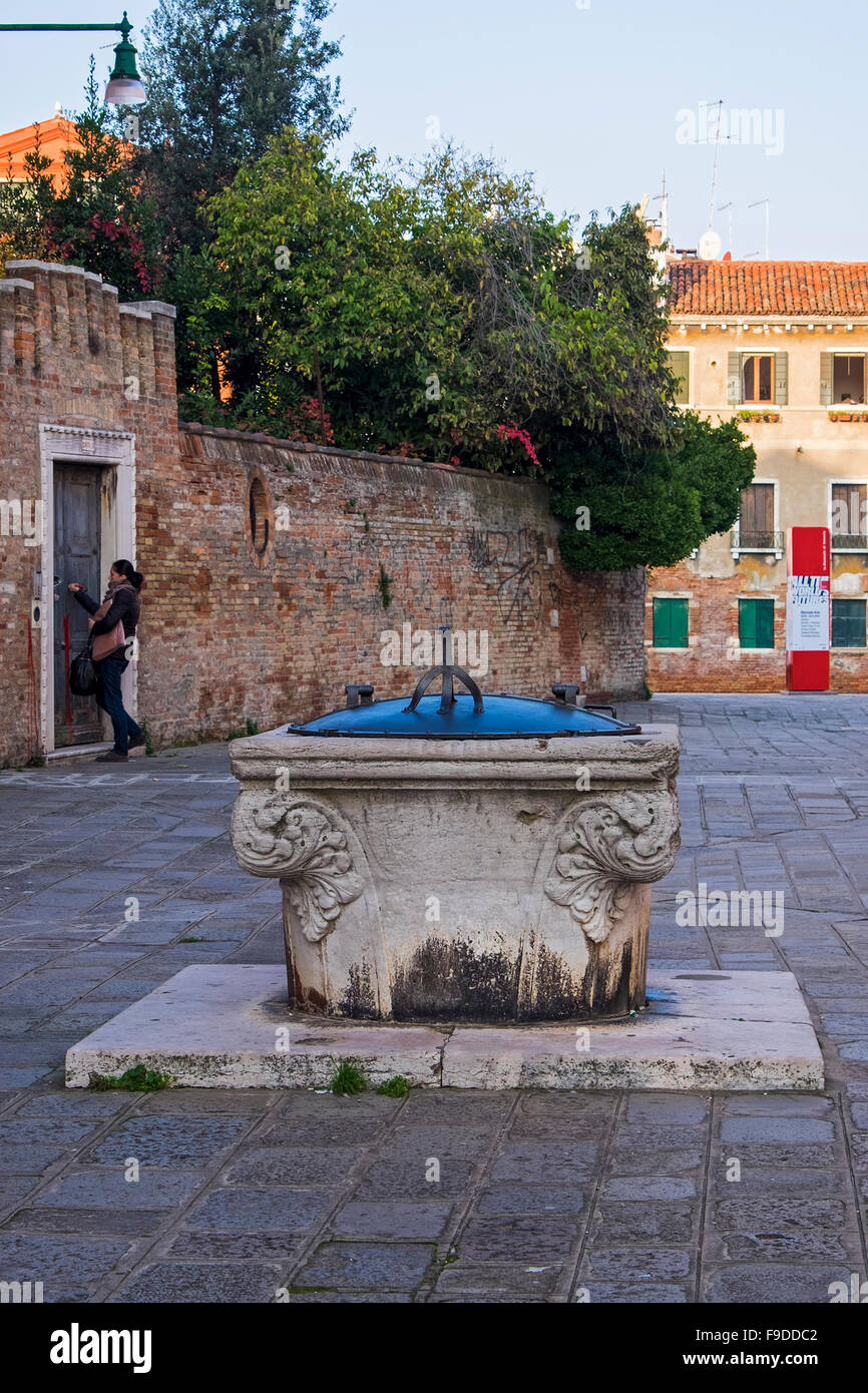 Venice, historic water well Stock Photo - Alamy