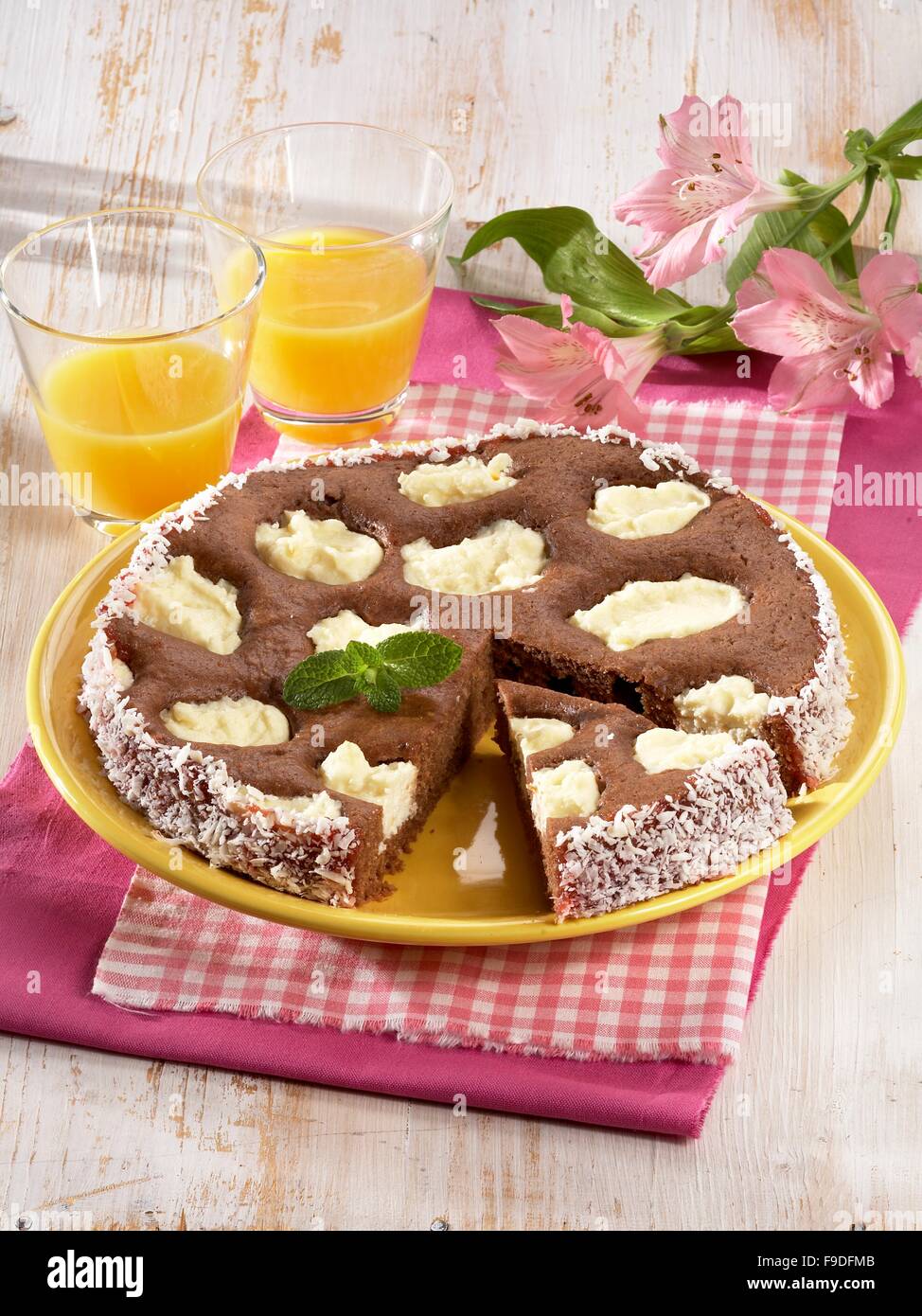 Sunken cake hi-res stock photography and images - Alamy