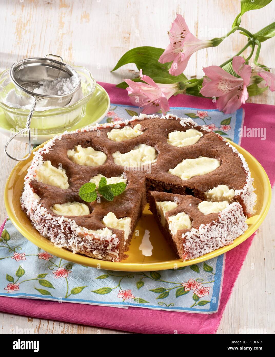 Sunken cake hi-res stock photography and images - Alamy