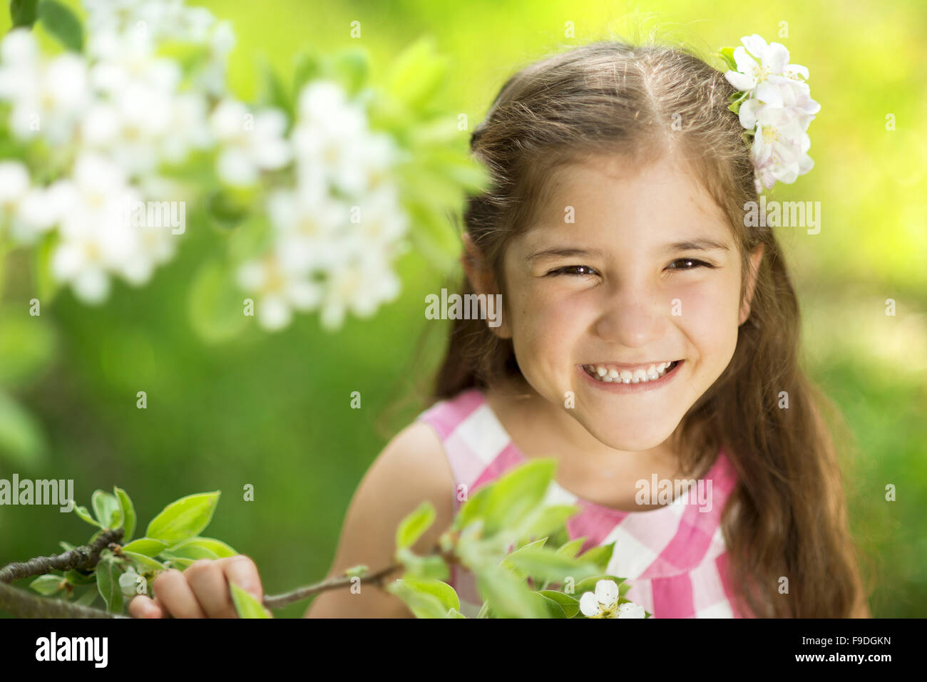 Little flower girl hi-res stock photography and images - Alamy