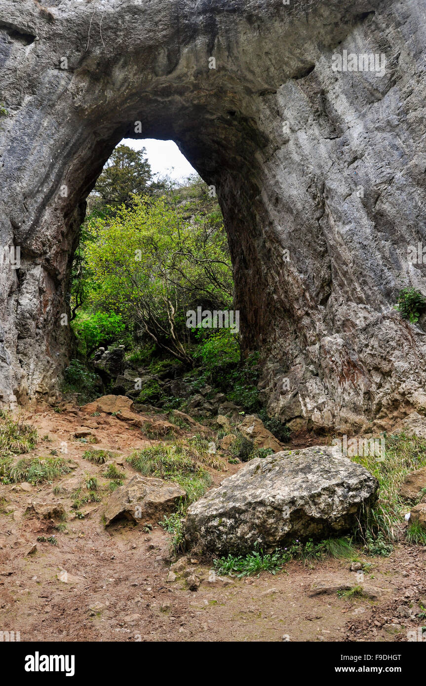 Reynards cave arch dovedale derbyshire hi-res stock photography and ...