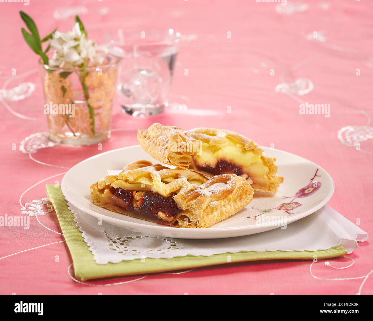 Apple puff pastry pockets hi-res stock photography and images - Alamy